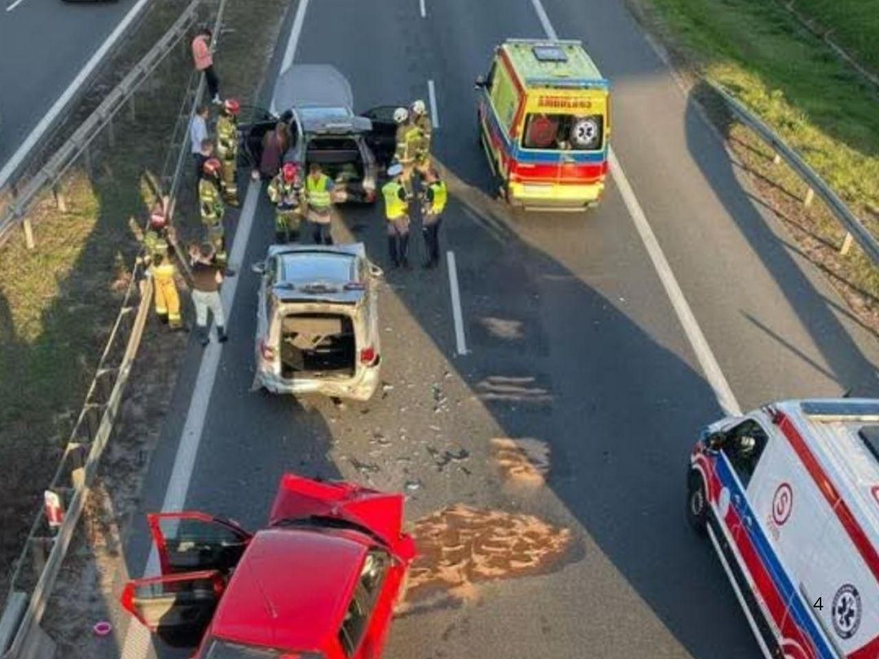 Wypadek na autostradzie A4 w kierunku Katowic. Zderzyły się 3 pojazdy. Jedna osoba została ranna ...