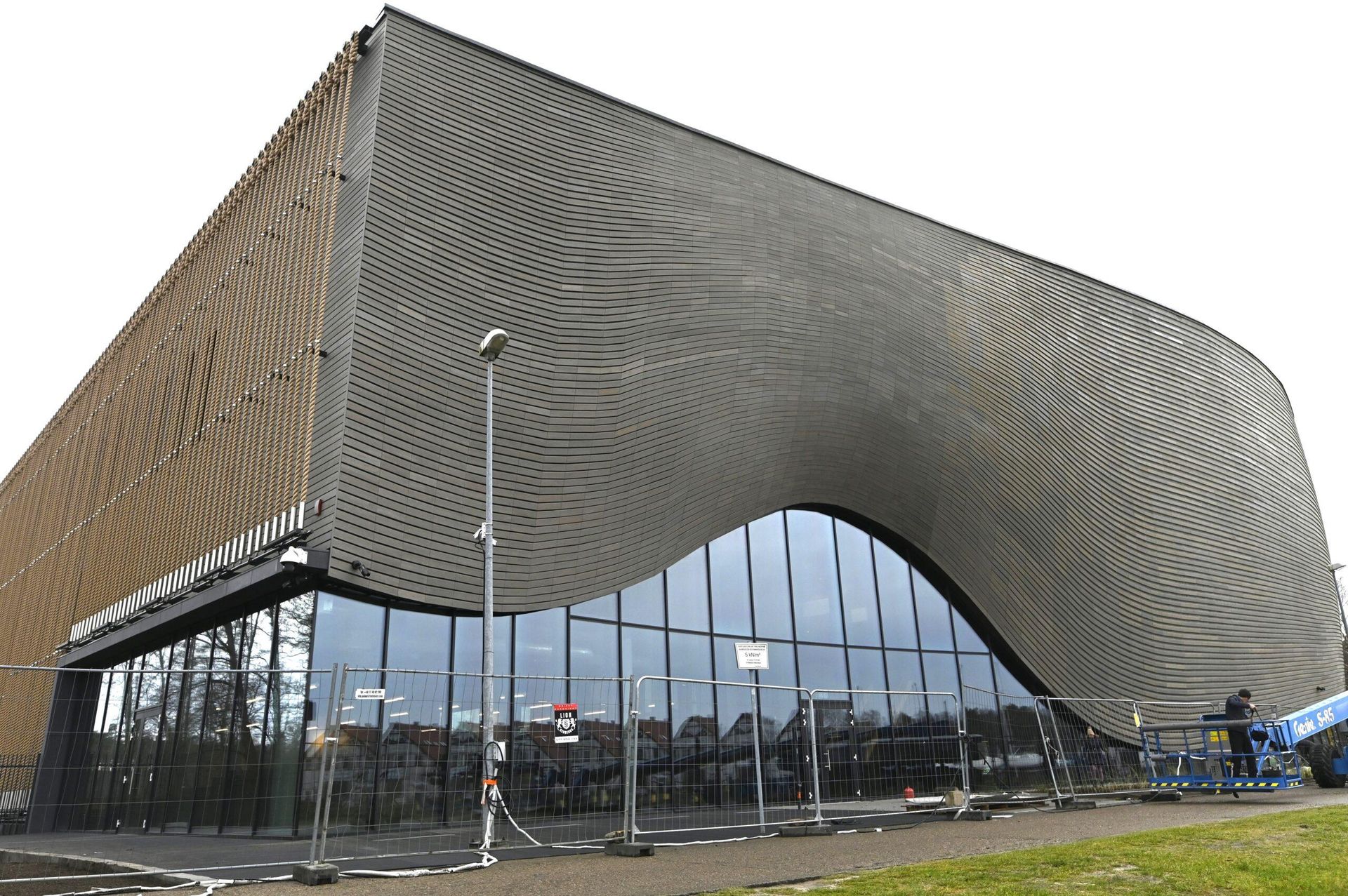 Falująca jak morze elewacja nowego muzeum w Łebie sporo mówi o regionie ...