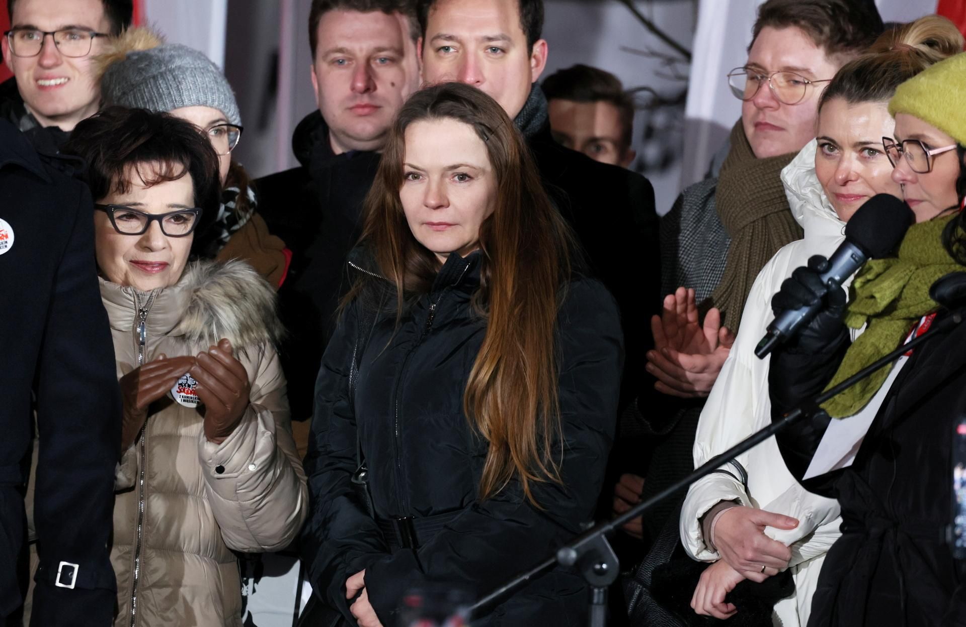 Żona Kamińskiego przed więzieniem w Radomiu. Jest nagranie - Super ...