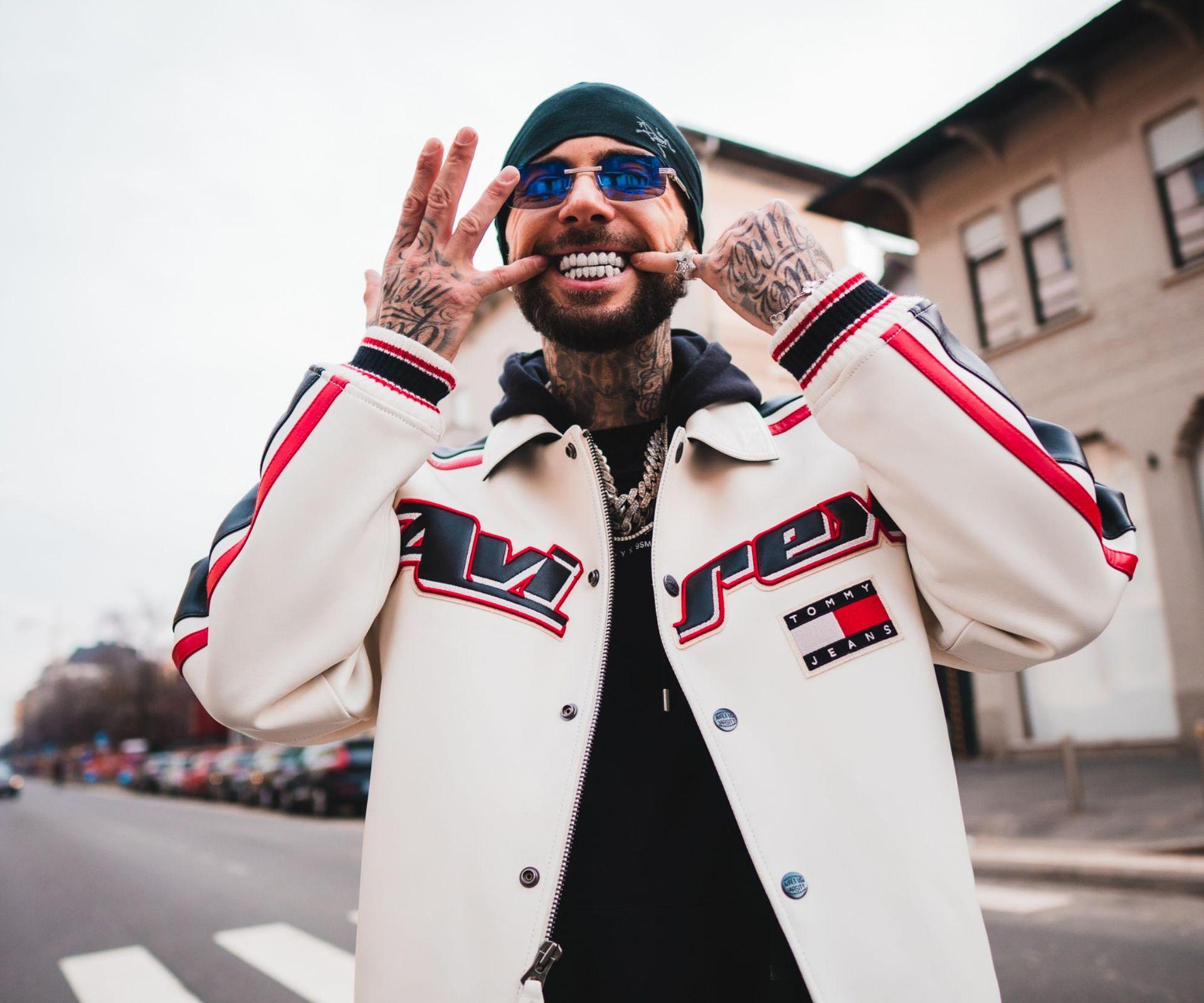 Malik Montana wciska "Start". Stworzył kawałek idealny do samochodu ...