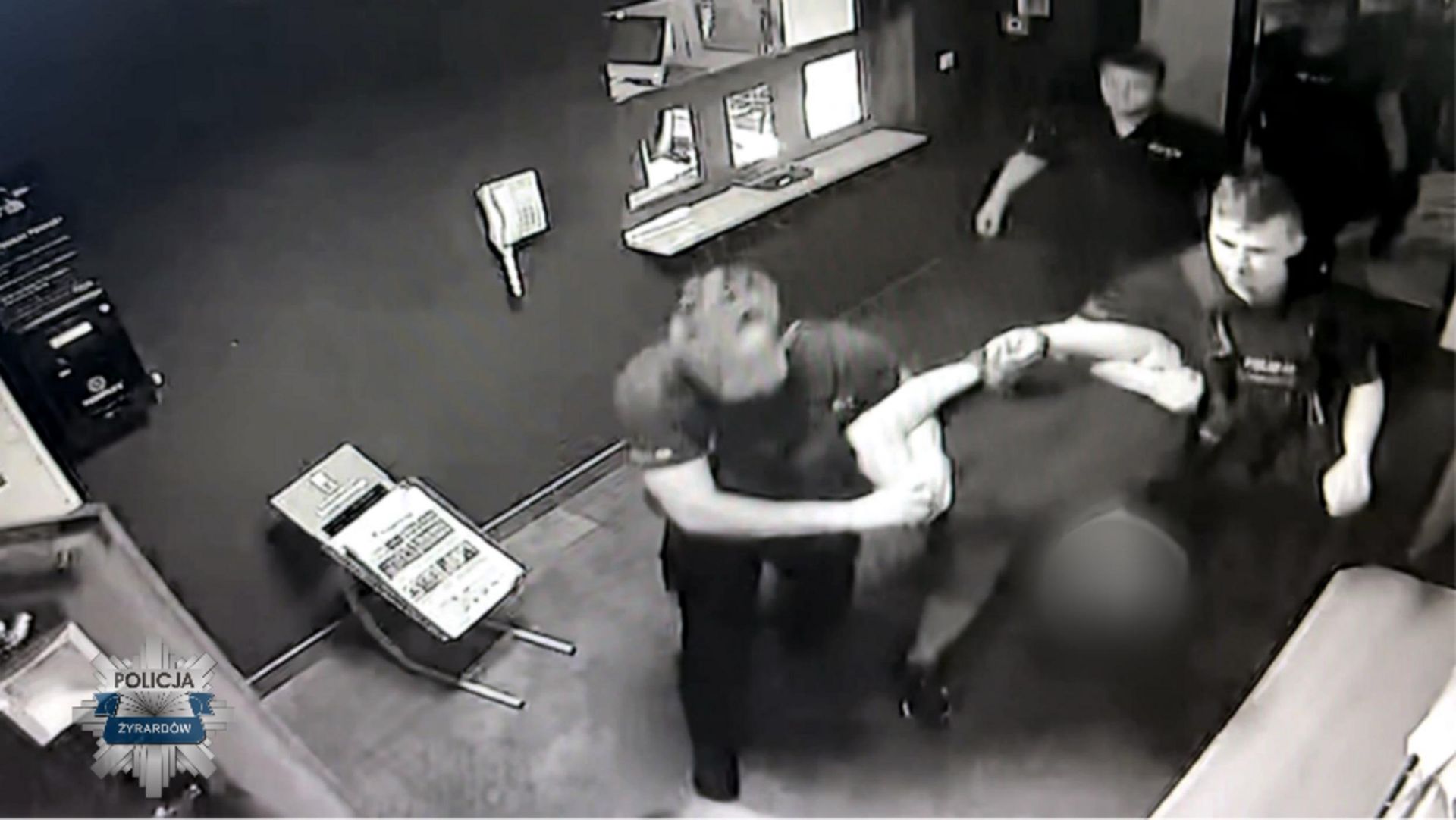 Bezczelny wandal w Żyrardowie. Rozbił auto przed komendą policji ...