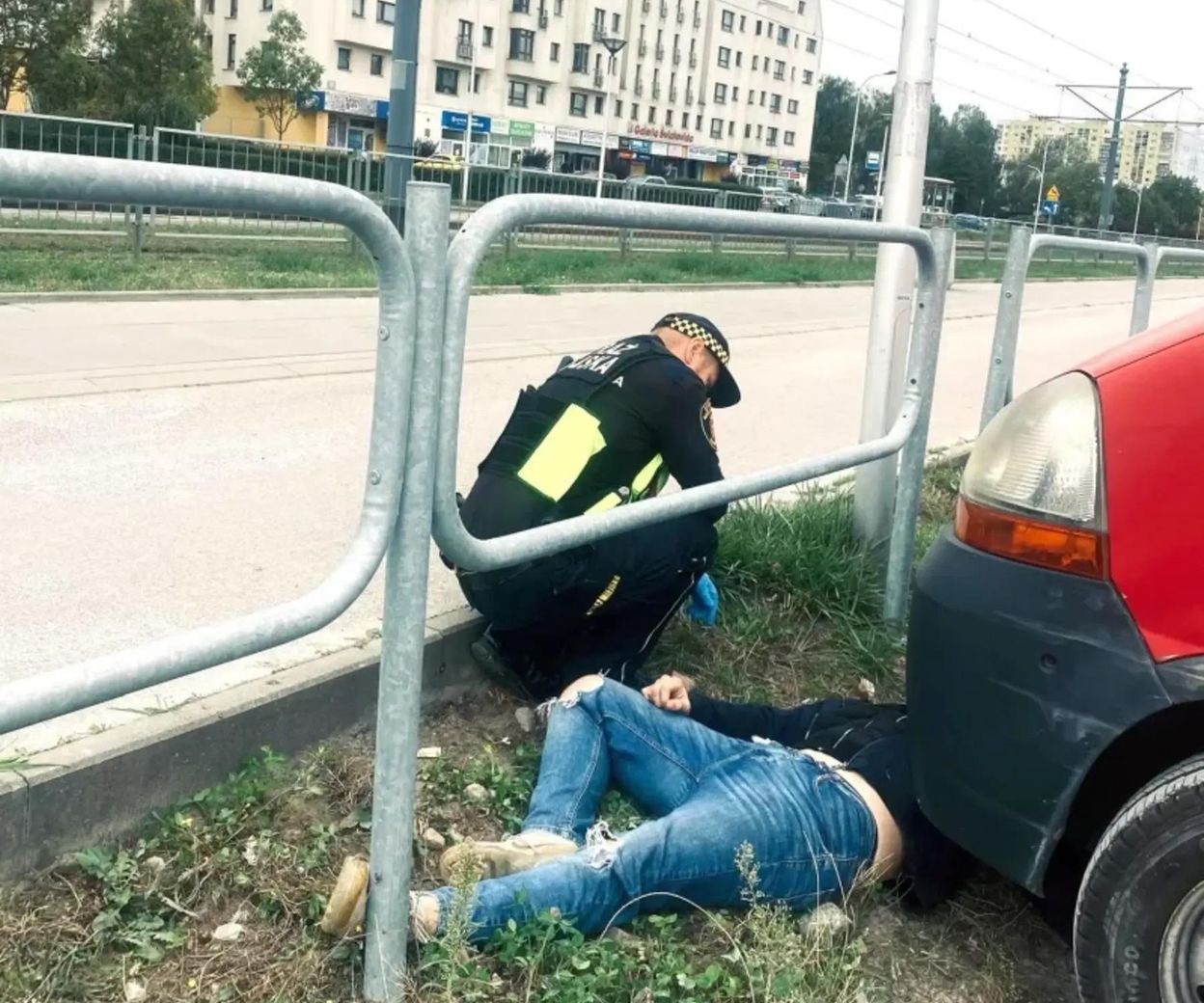 Awantura na parkingu. Rozbił szybę, pobił ludzi i padł. "Powiększone źrenice, błędny wzrok ...
