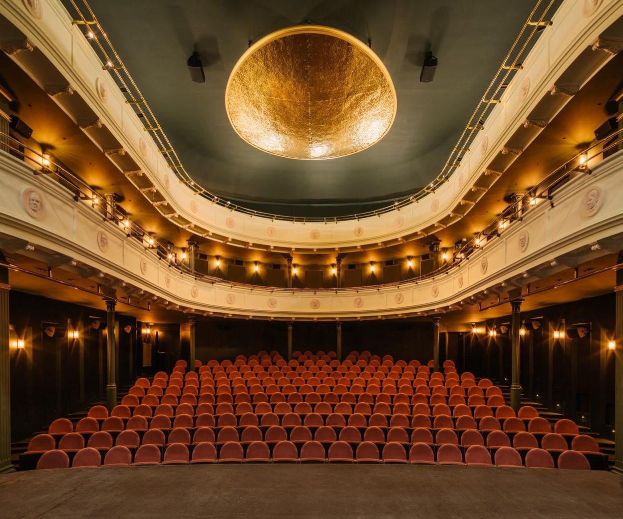 Przebudowany Teatr im. Stefana Żeromskiego w Kielcach otwarty. Za projekt odpowiada biuro WXCA ...