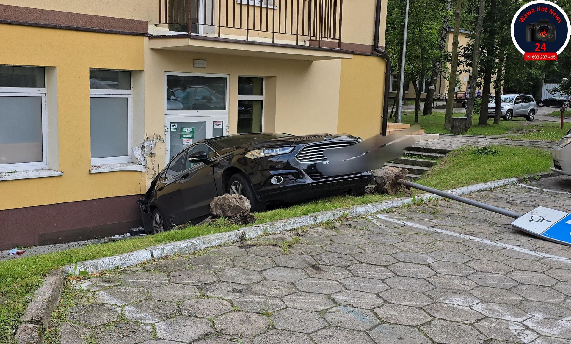 Auto staranowało ludzi i uderzyło w budynek szpitala. Groźny incydent w Otwocku - Warszawa ...