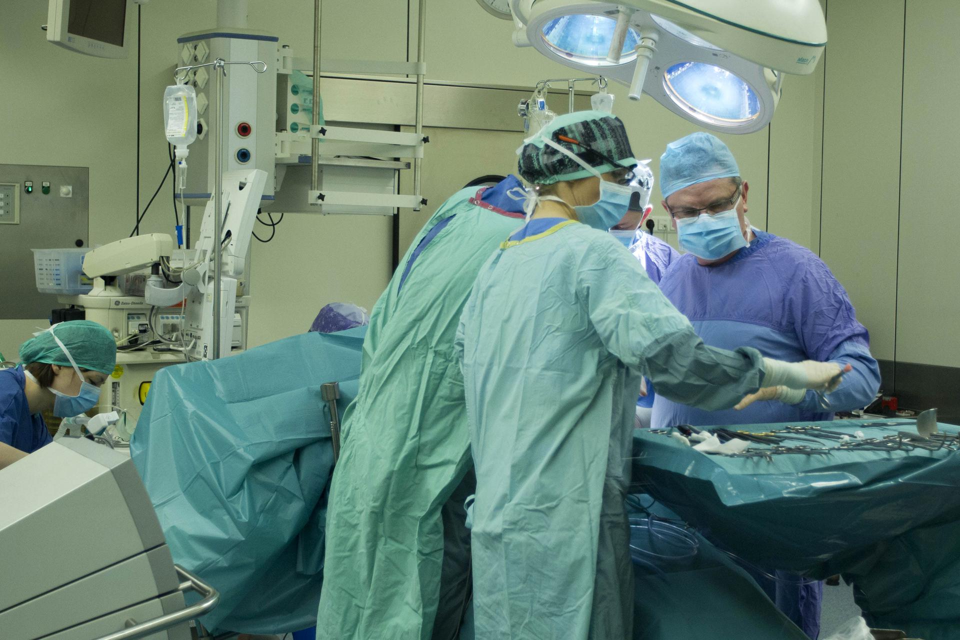 Niezwykła operacja w Brazylii! Wszyli mu rękę do brzucha - Super ...