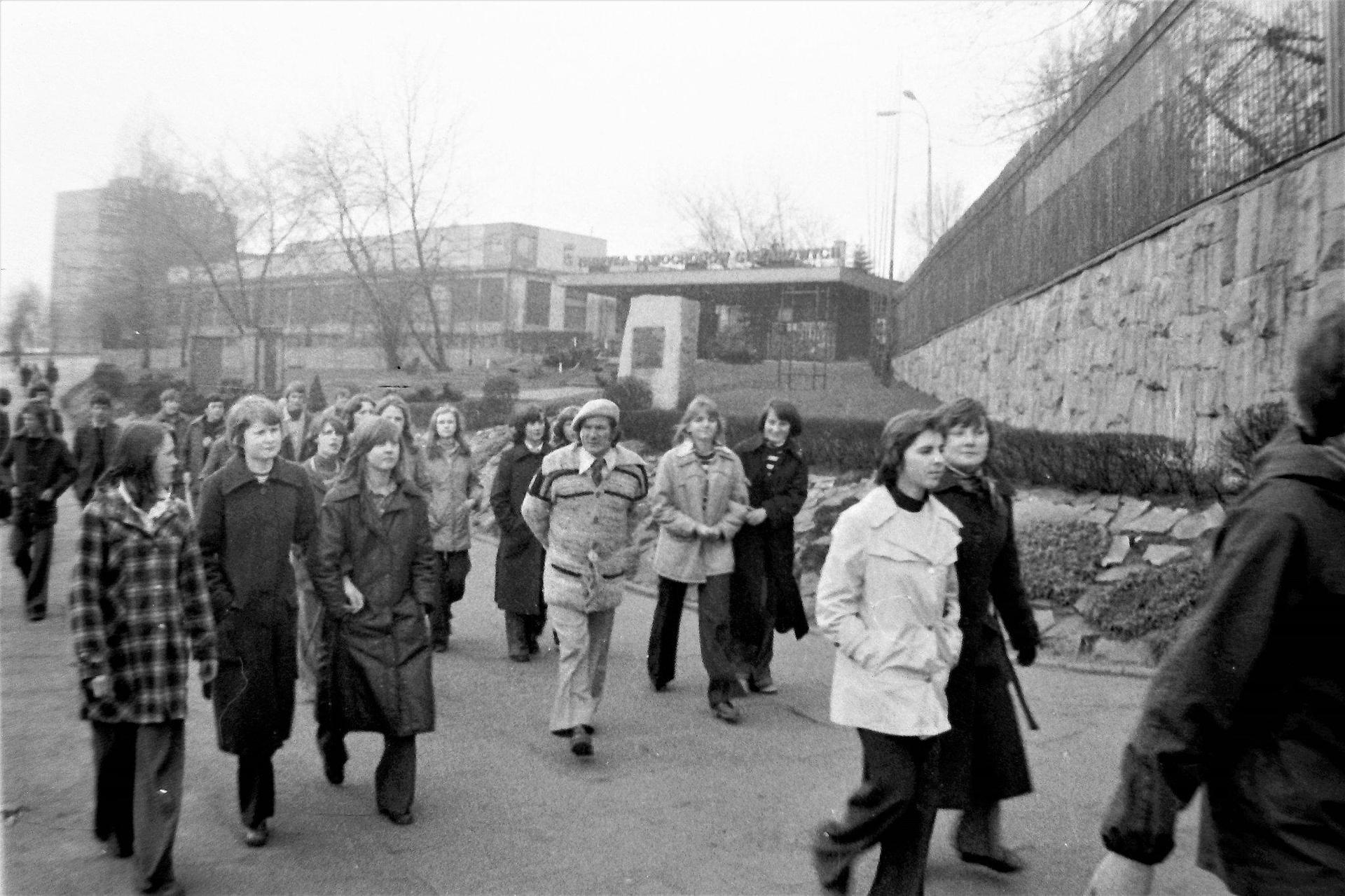 Moda na starachowickich ulicach za czasów PRL-u. Ktoś jeszcze to ...