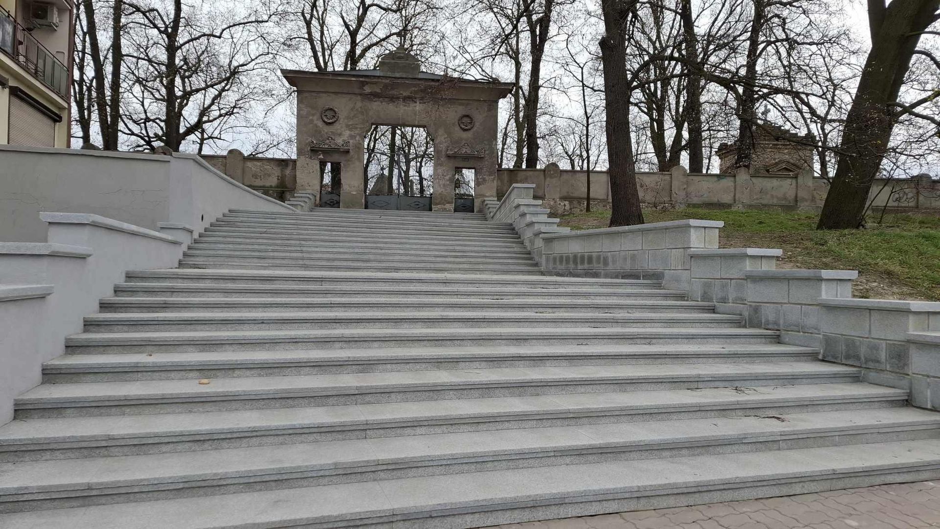 Kalisz. Zakończył się remont schodów prowadzących na cmentarz grecko-prawosławny. Będą kary za ...