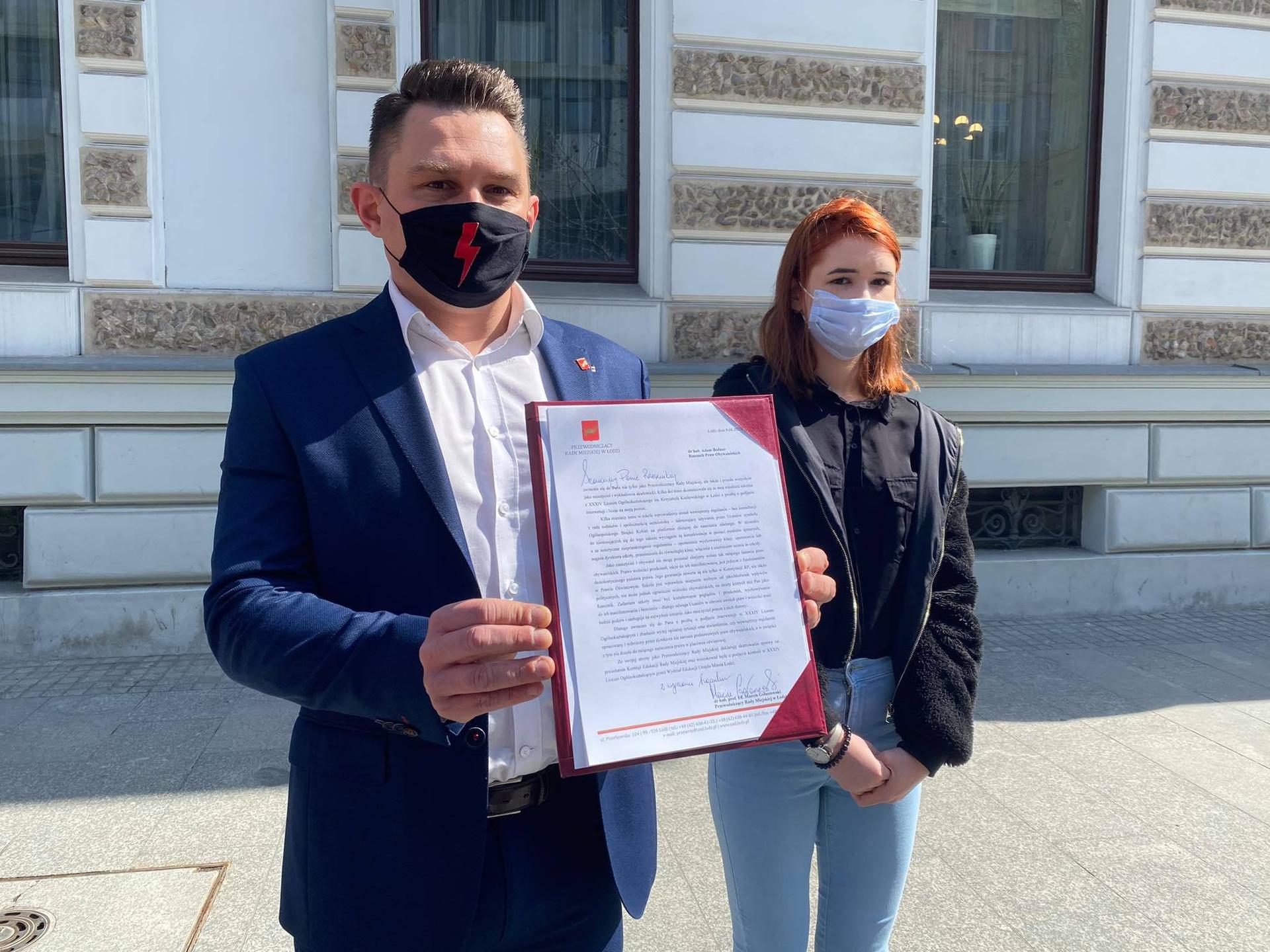 Uczniowie karani za znak Strajku Kobiet. W liceum nr 34 w Łodzi za ...