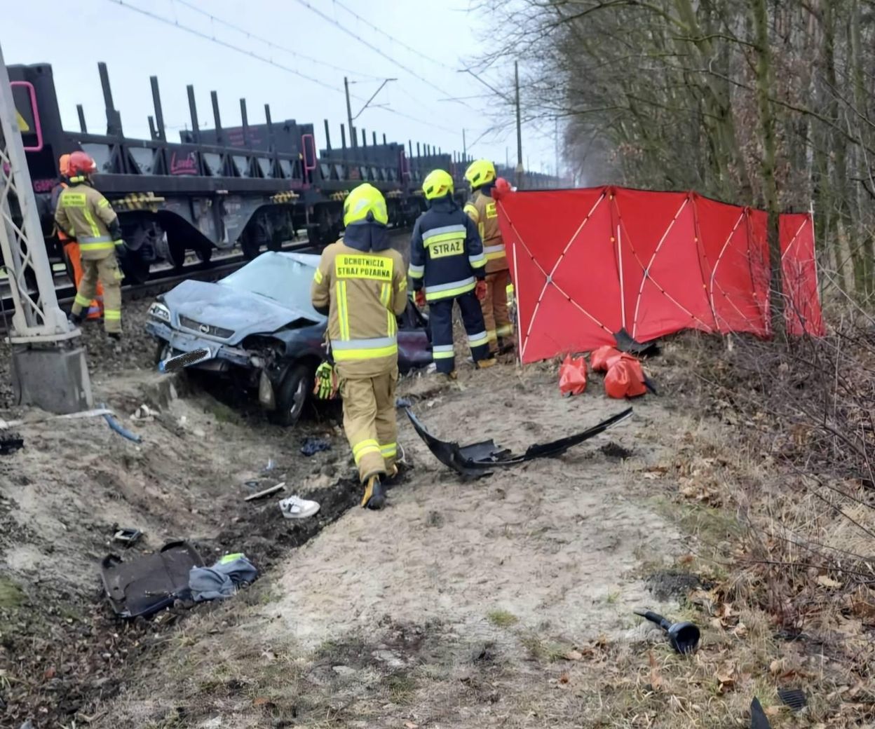 Tragedia na przejeździe kolejowym! 29-latek wjechał wprost pod pociąg [ZDJĘCIA] - Poznań, Super ...