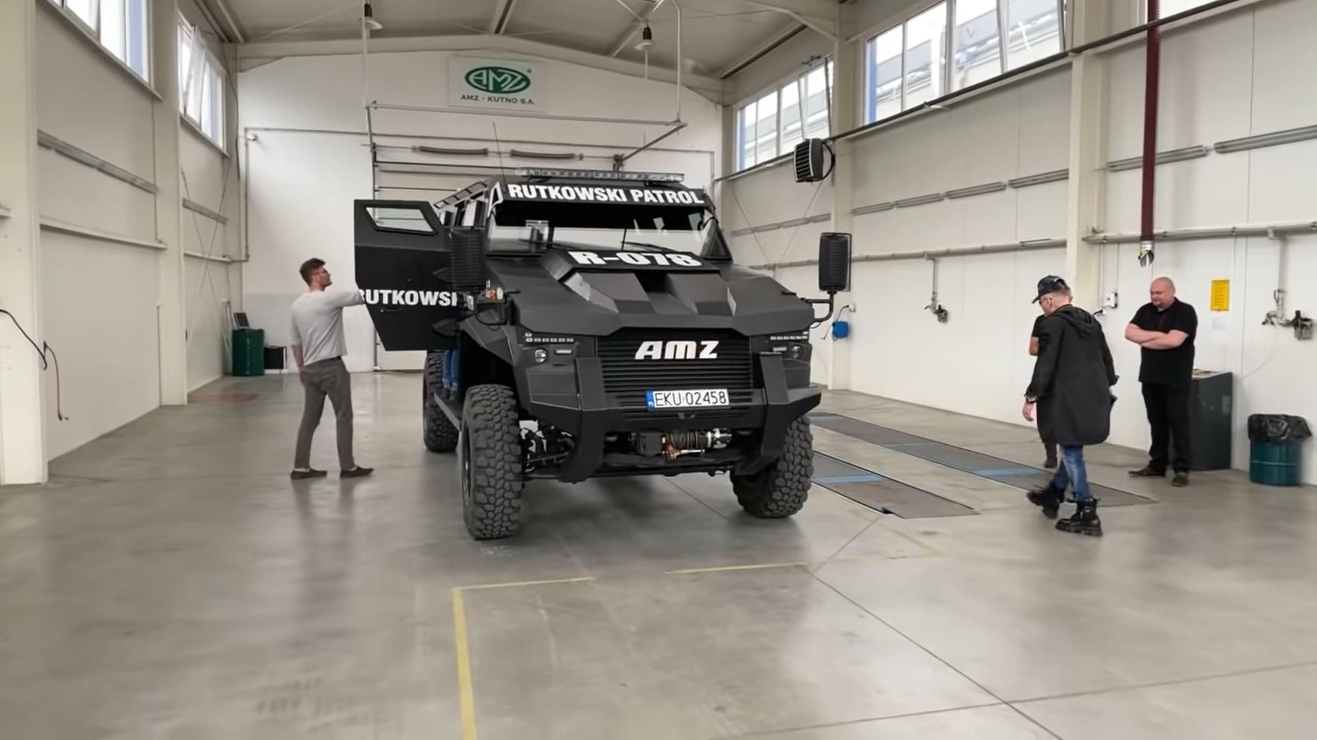 Krzysztof Rutkowski chwali się nowym samochodem. To prawdziwy POTWÓR ...