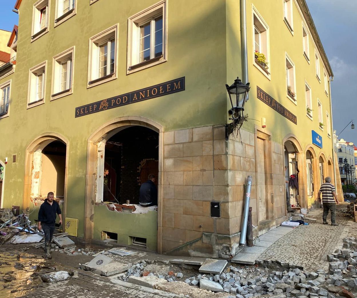 Powódź. Kłodzko. W pandemii musieli zamknąć sklep odzieżowy, teraz ...