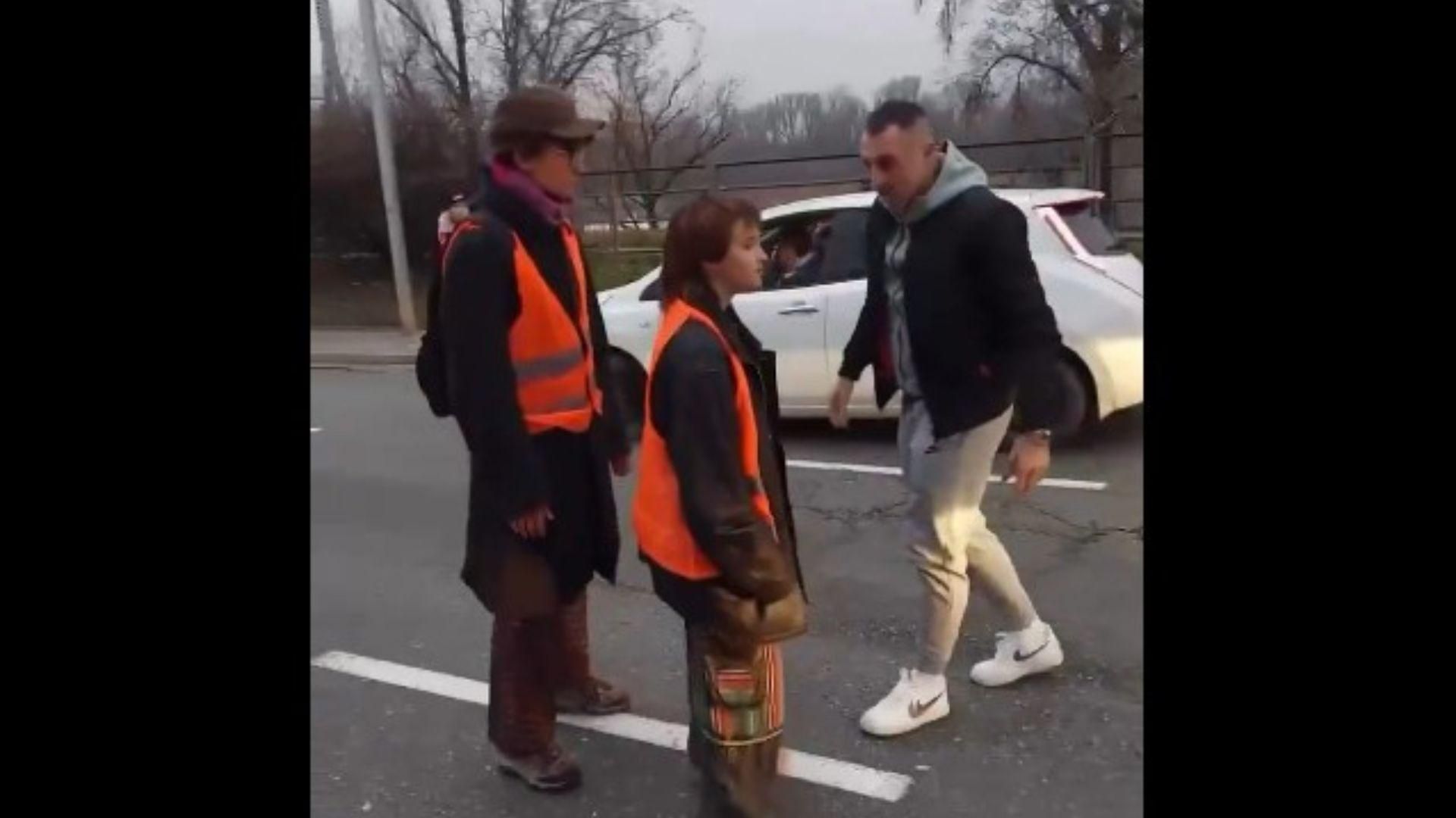 Warszawa. Kierowcy wściekli na blokadę ulic w Warszawie przez Ostatnie Pokolenie. Wśród nich ...