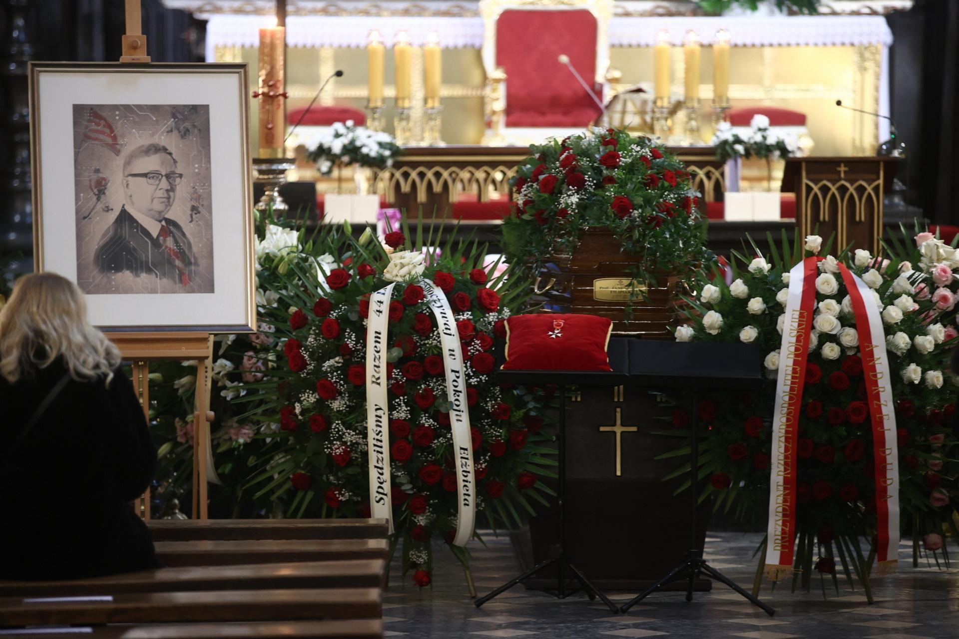 Ostatnia droga wielkich ludzi polskiego futbolu. W Łodzi i w Krakowie tysiące żegnały piłkarskie ...