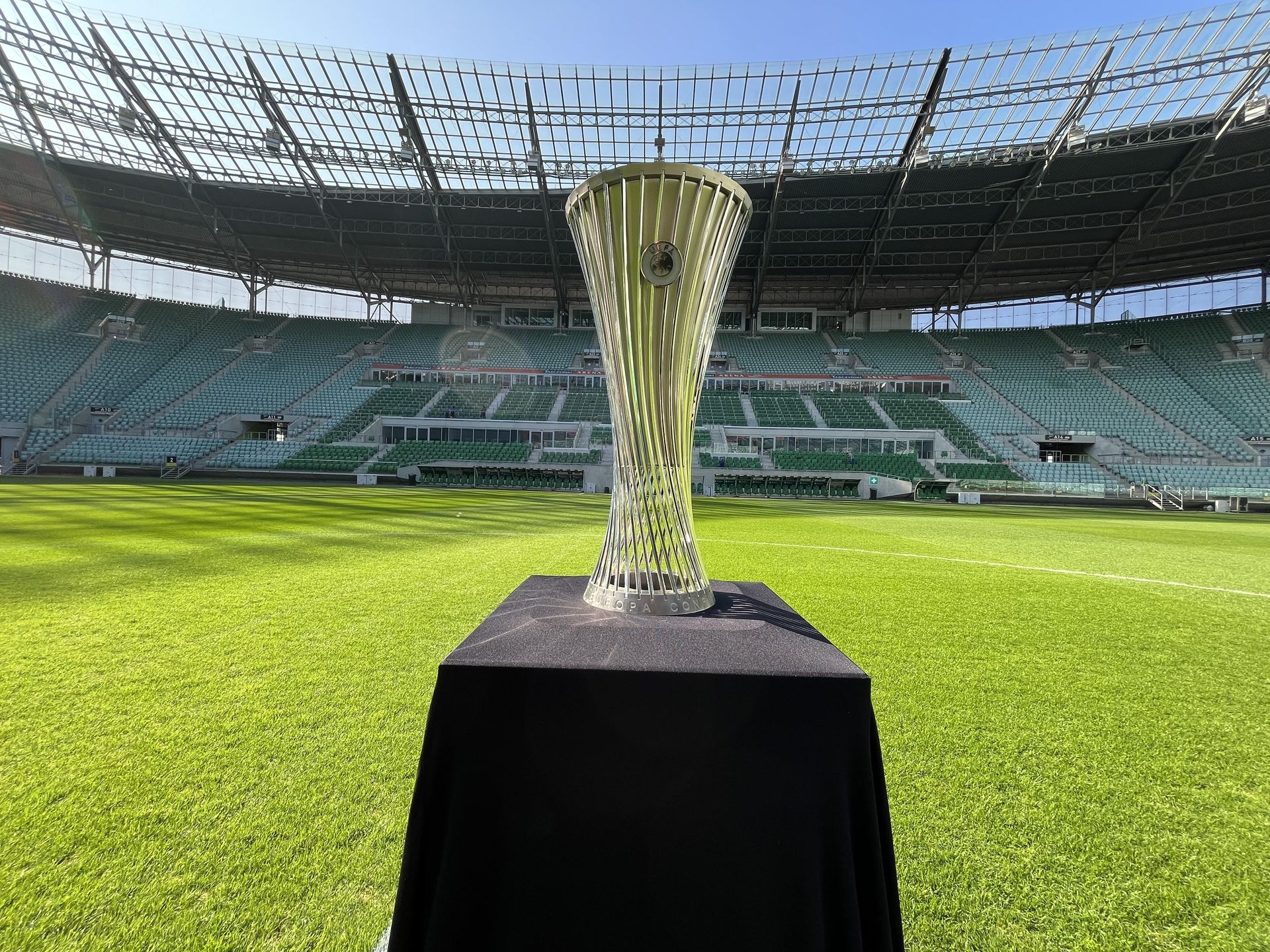 Trofeum Ligi Konferencji UEFA na Tarczyński Arenie Wrocław. Darmowy ...