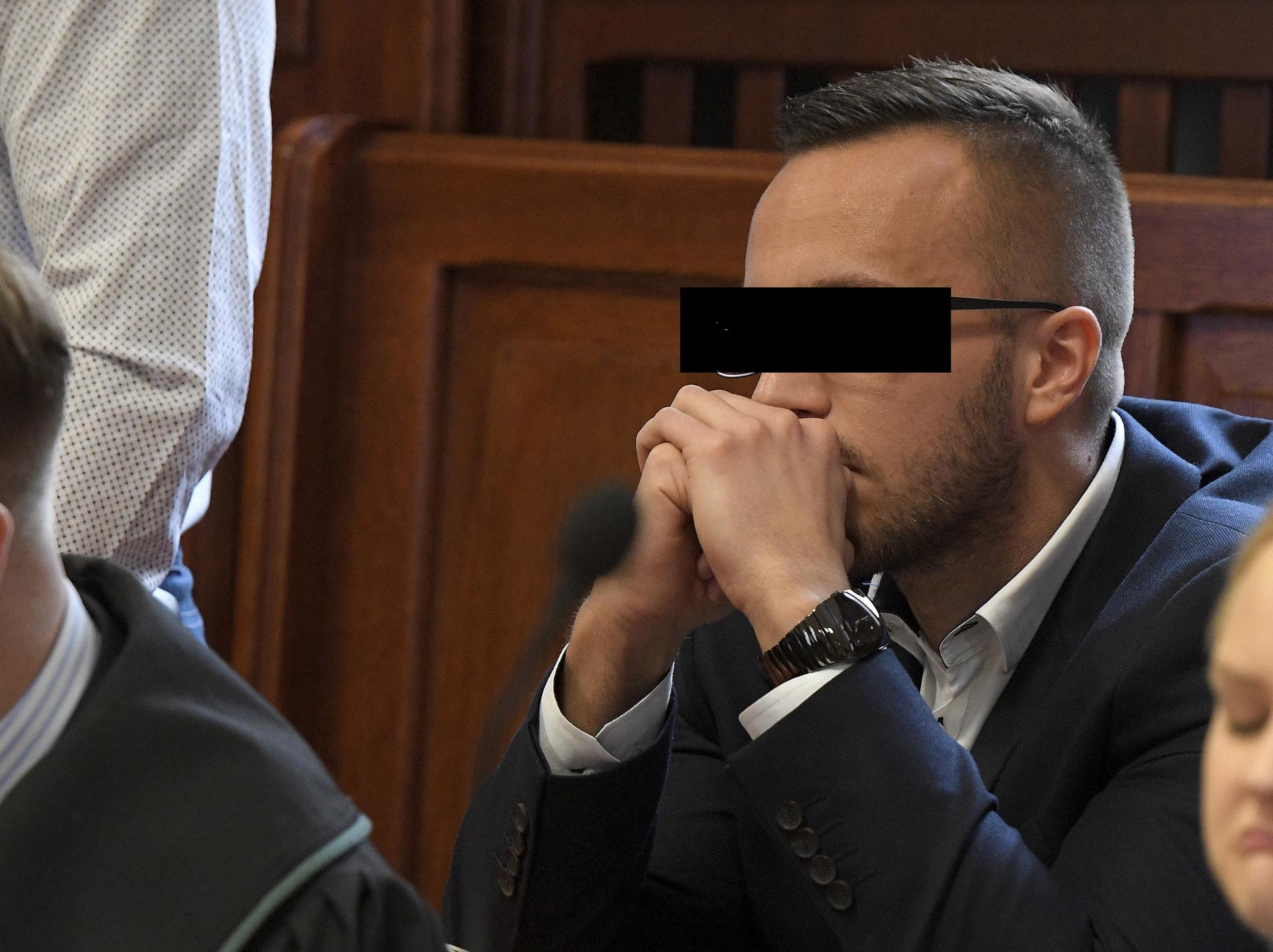 Burdeltata przyjechał do sądu mercedesem za ponad 100 tysięcy ...