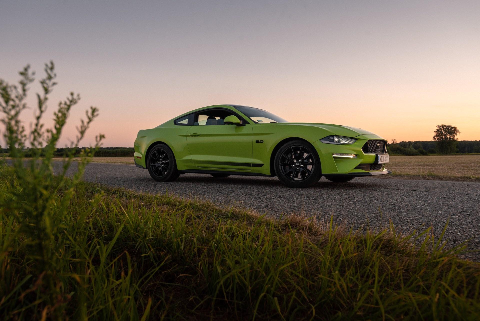 Polacy go uwielbiają i każdy się za nim ogląda. Ford Mustang GT 5.0 V8 ...