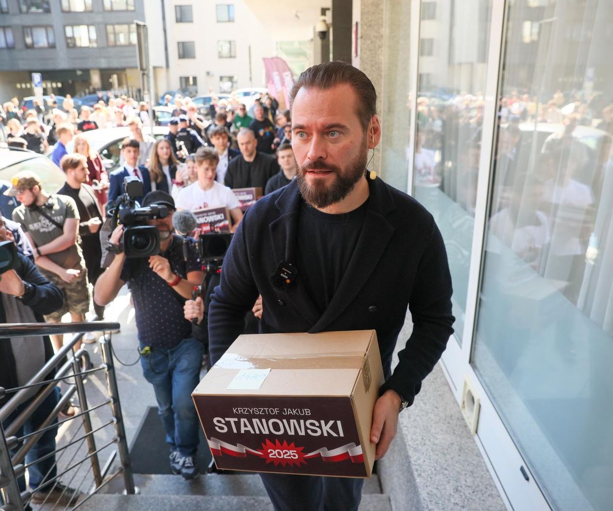 Krzysztof Stanowski składa podpisy do PKW. Twierdzi, że ma ich 4 ...