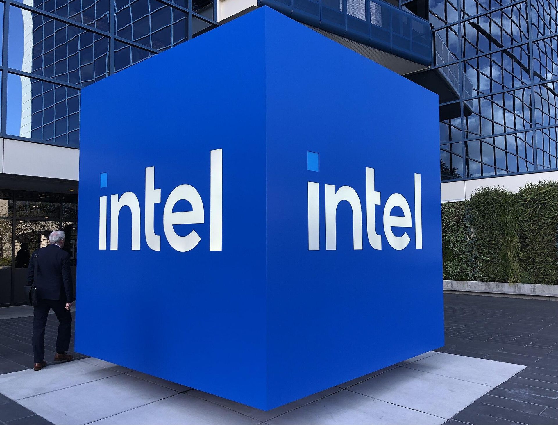 Intel wycofuje się z inwestycji w Polsce. Firma rezygnuje z budowy ...