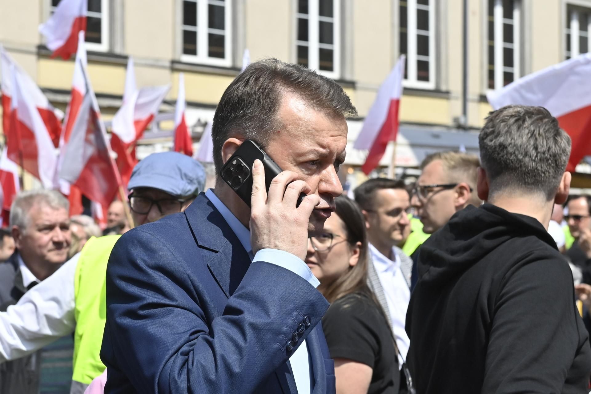 Mariusz Błaszczak z aktem oskarżenia od prokuratury. Były szef MON ...