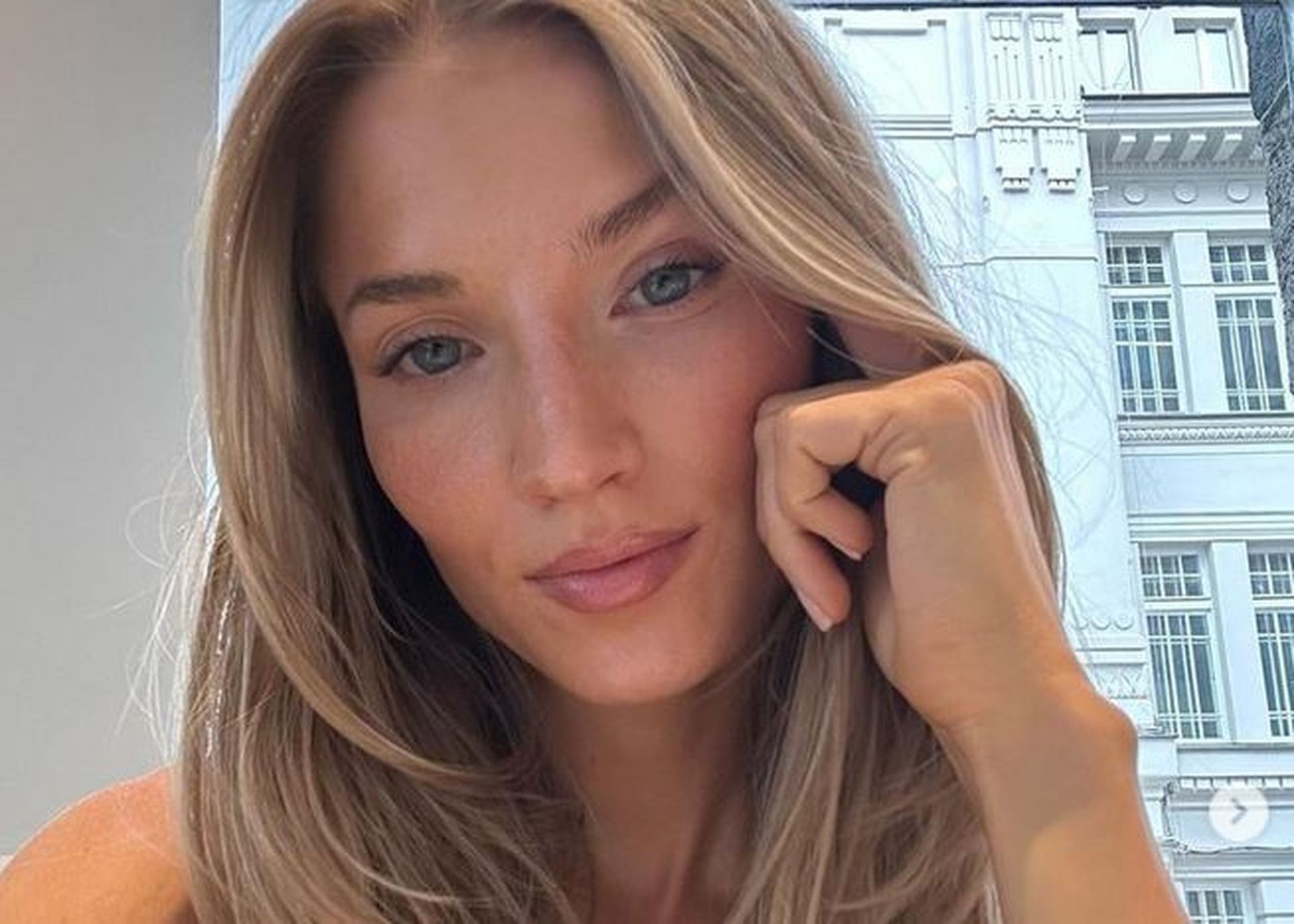 Partnerka Arka Milika poszła na całość! Agata Sieramska niemal całkiem odsłoniła piersi, zakryła ...