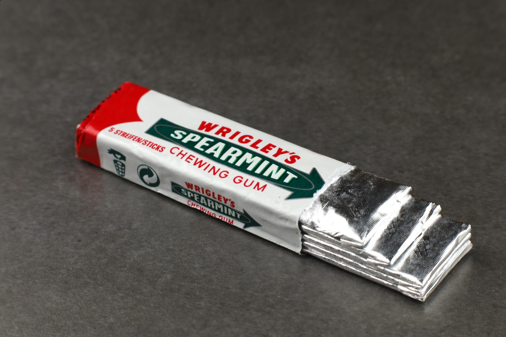 Koniec kultowych gum do żucia w paskach. Znikną z rynku - Super Biznes