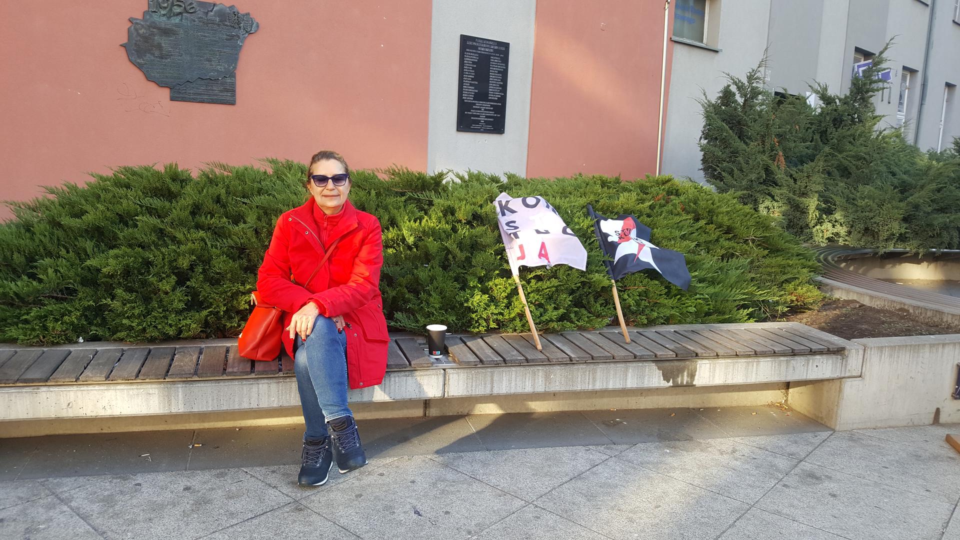 "Bunt Doroty". Niewidząca bydgoszczanka drugi dzień koczuje przed ...