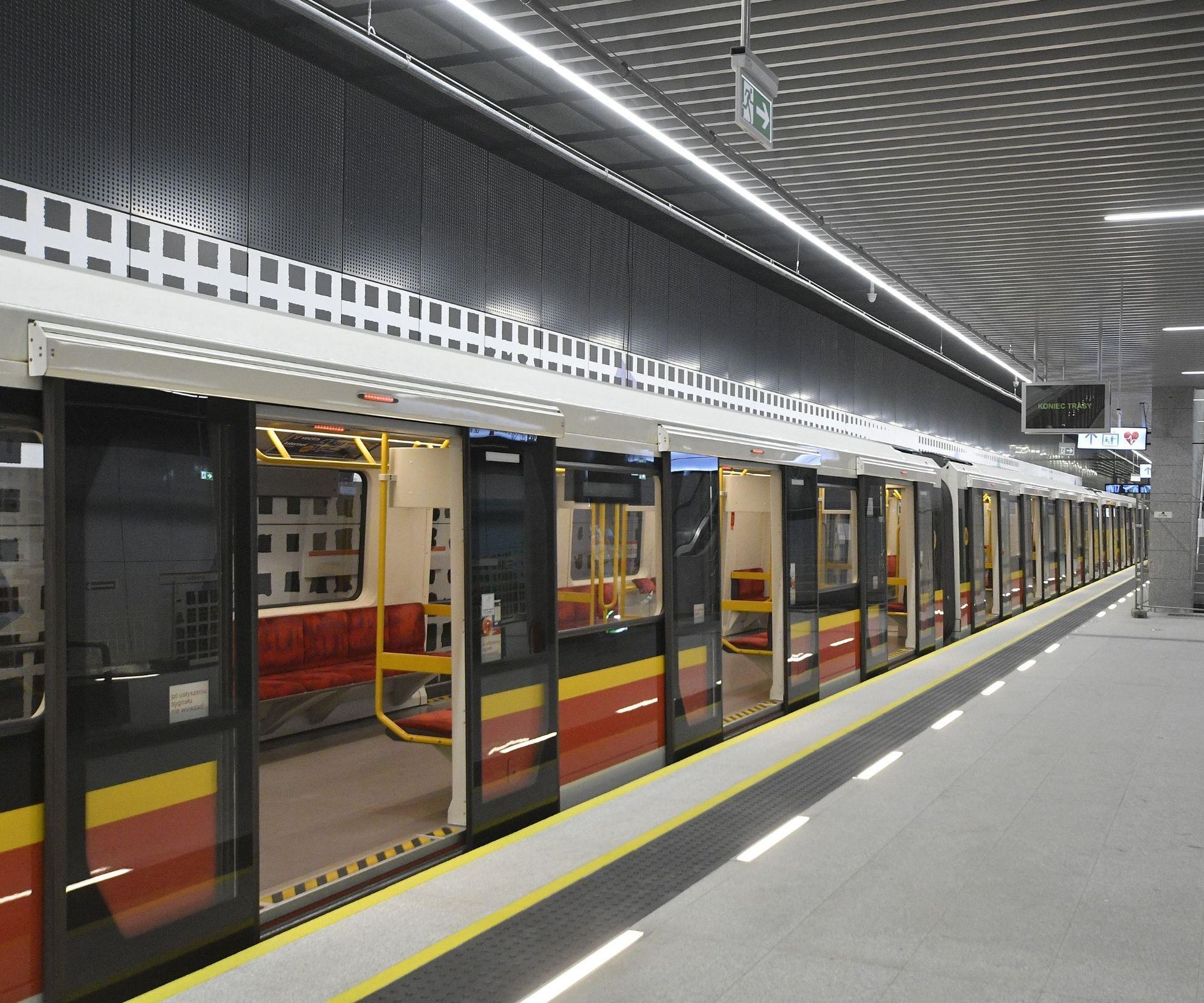 Metro w Warszawie z utrudnieniami. "Uruchomiono komunikację zastępczą ...