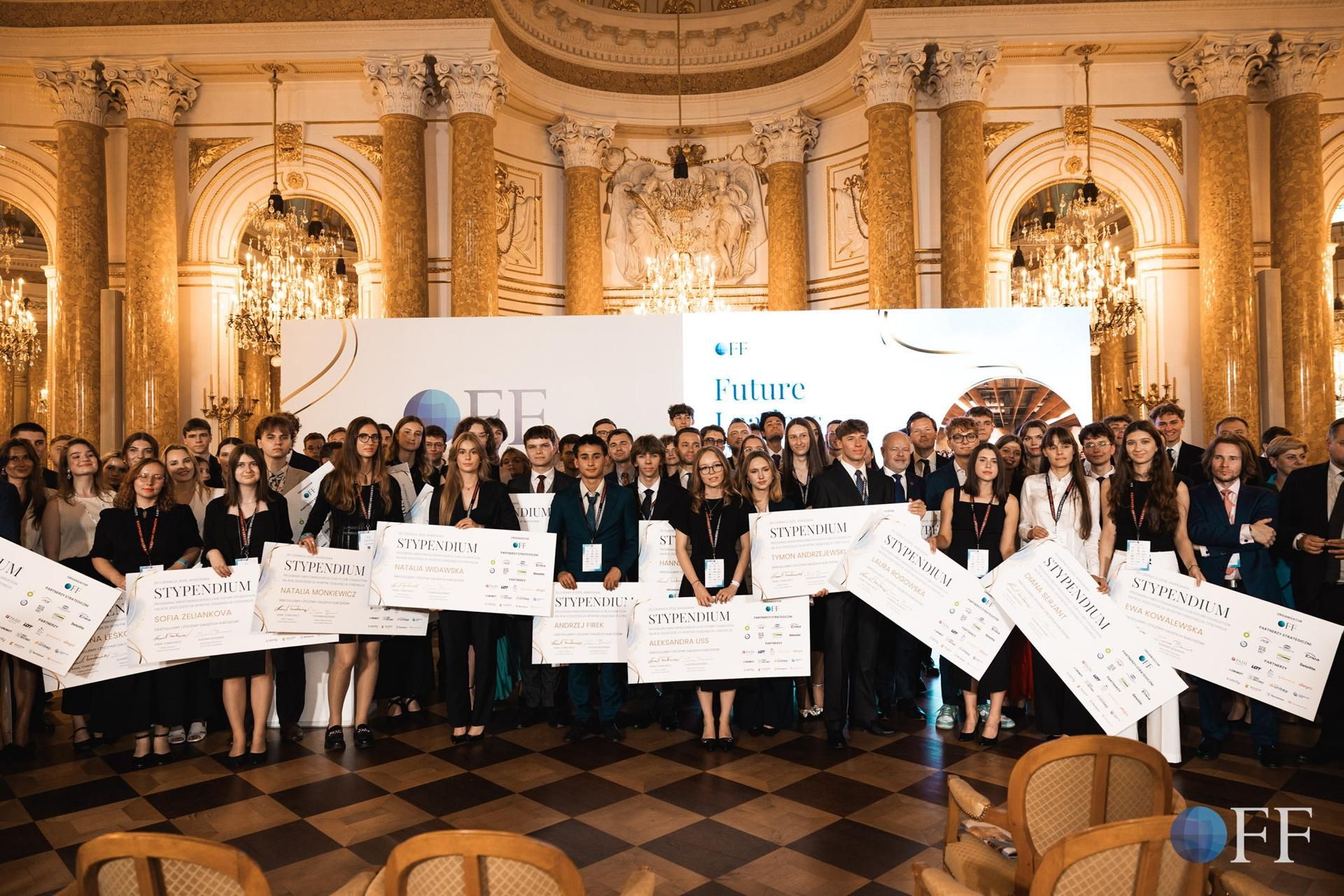 Nagrody dla wybitnej młodzieży. Nagrody Our Future Foundation - Super Biznes