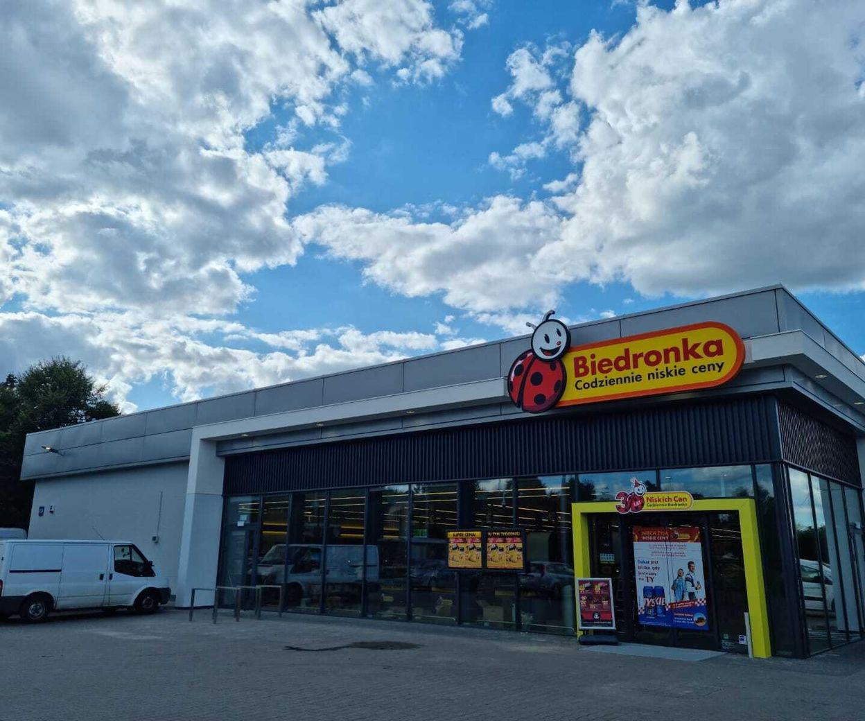Biedronka otworzyła sklep w Wilanowie. Przy tej samej ulicy powstaje Dino - Warszawa Radio ESKA