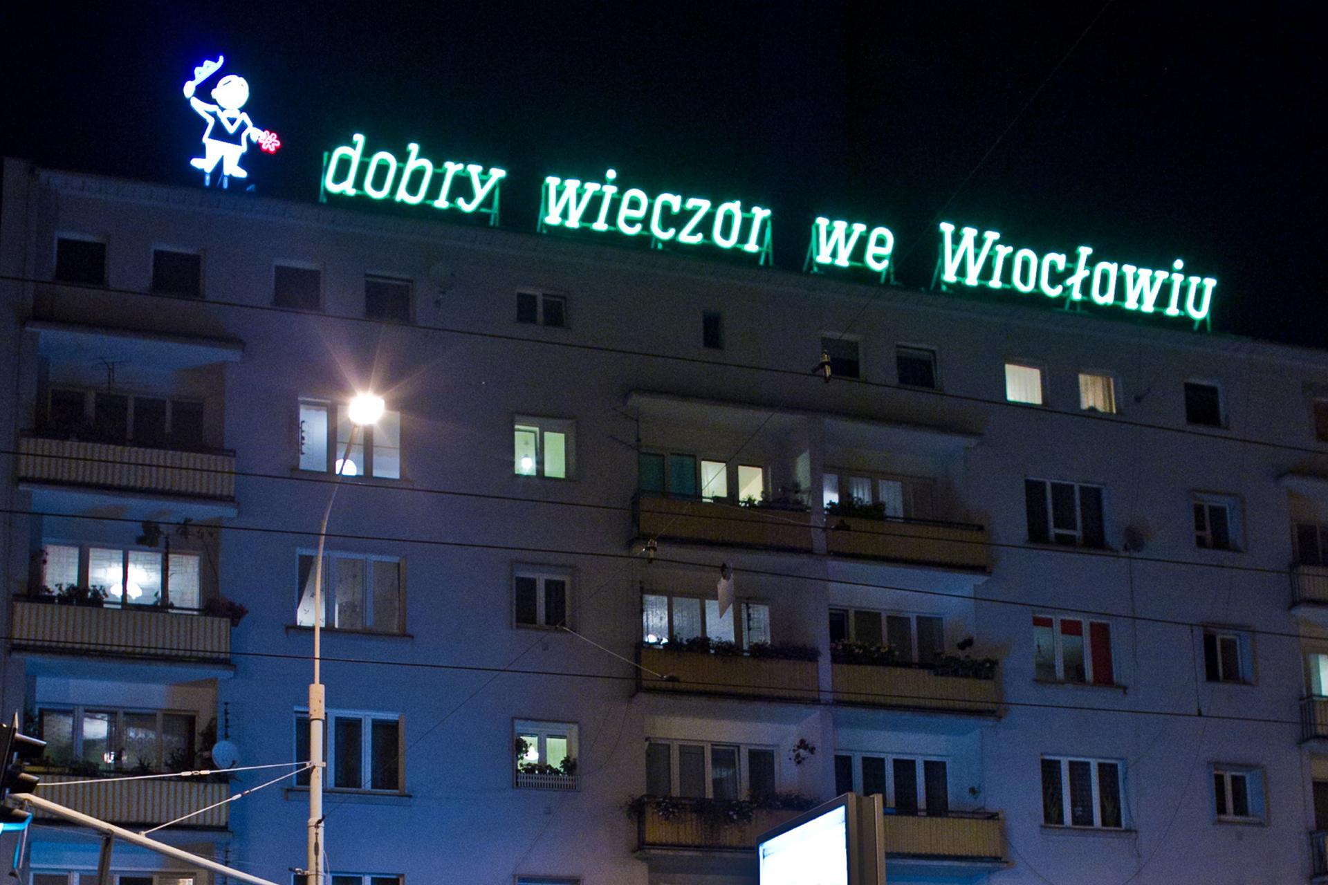 Kultowy neon z okresu PRL-u ponownie we Wrocławiu - Wrocław, Super Express