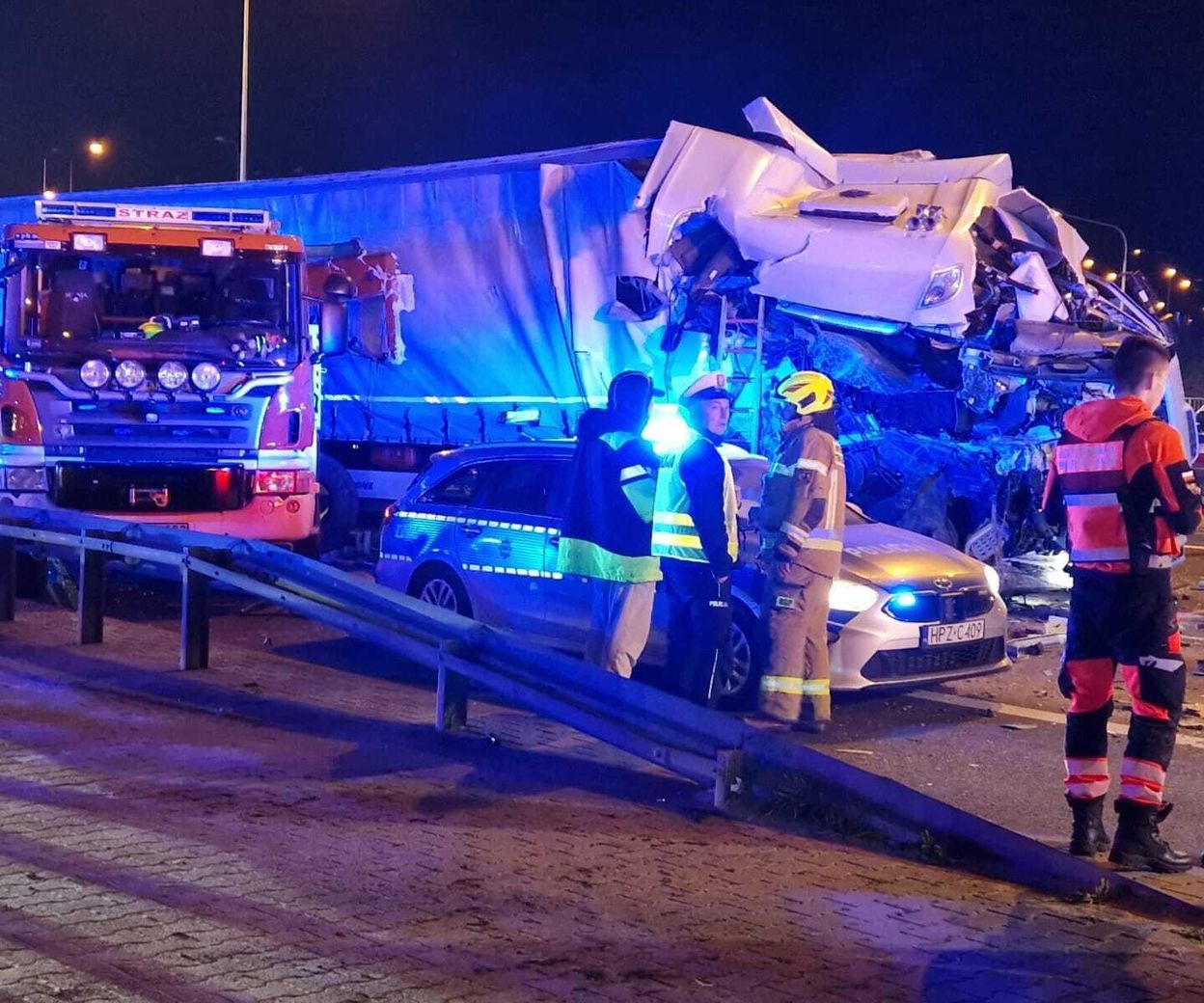 Katastrofa autokaru w Warszawie. S2 zablokowana! Co się stało i jak długo potrwają utrudnienia ...