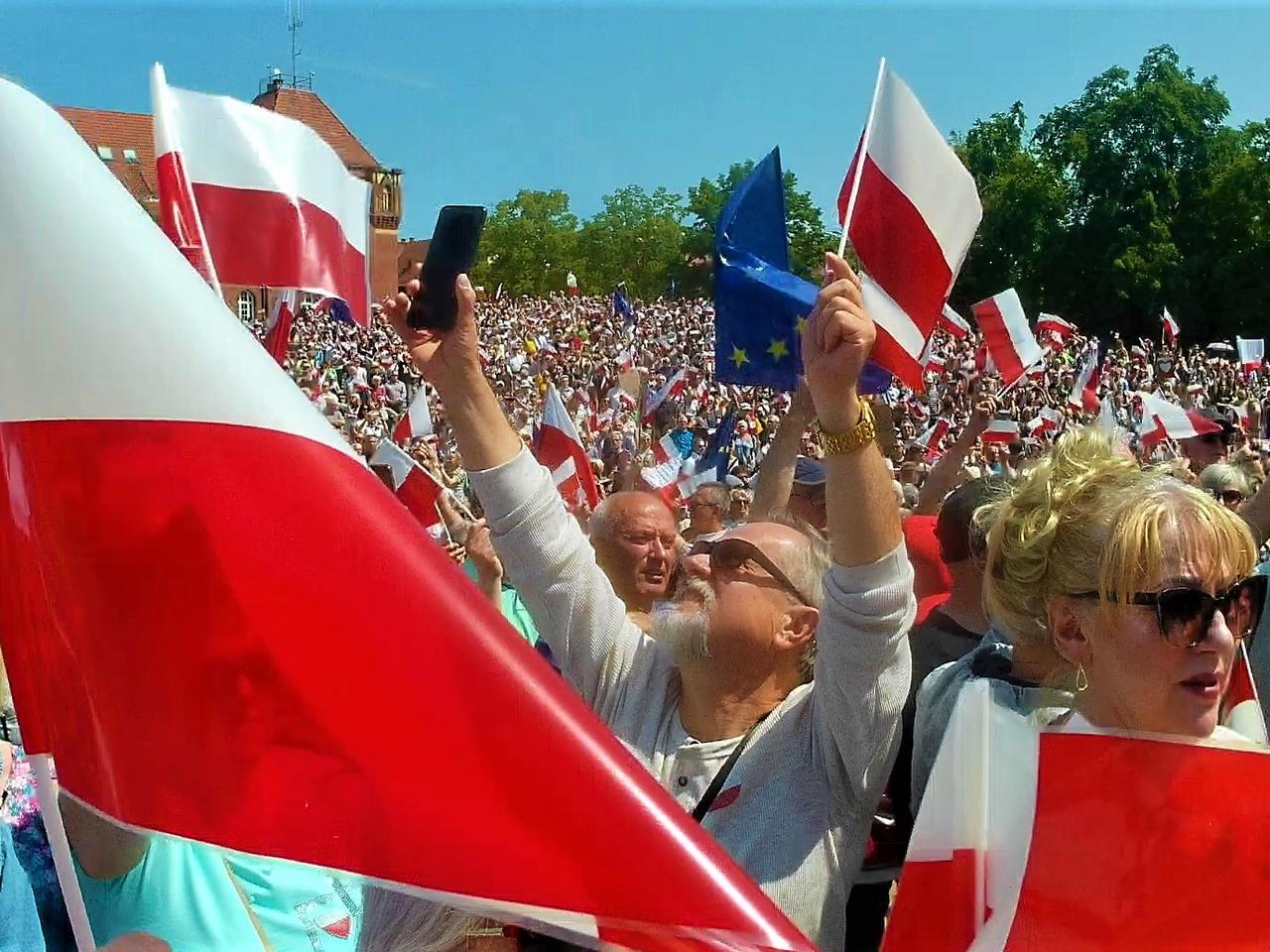Tłumy na placu Solidarności w Szczecinie. Mieszkańcy licznie wzięli ...