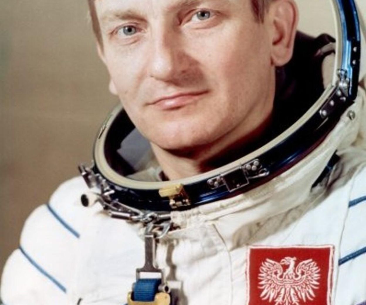 Toruń. W Domu Kopernika pamiątki zostawił pierwszy Polak w Kosmosie - Mirosław Hermaszewski ...