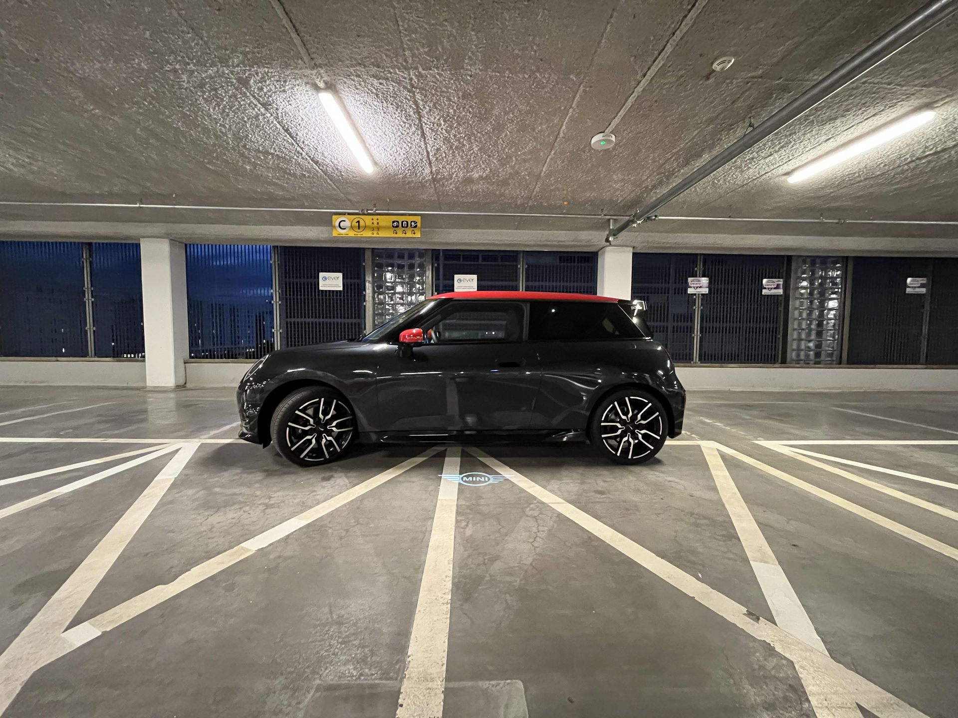 MINI Cooper SE. Mały, zwinny i oszczędny, czyli idealny samochód do ...