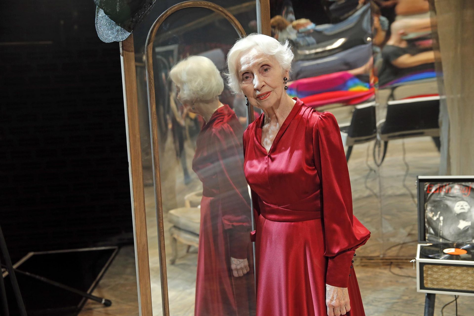 Legendarna aktorka w kapeluszu spotkana przy wucecie! Tak teraz wygląda ...