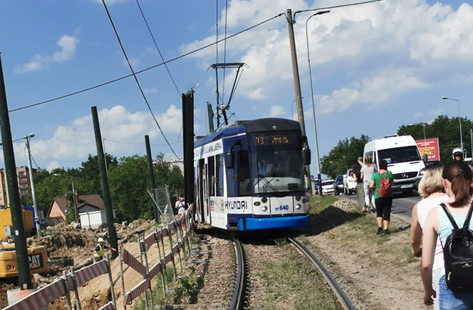 Kraków: Tramwaj z impetem wypadł z szyn i uderzył w słup, kilka osób jest rannych [ZDJĘCIA ...