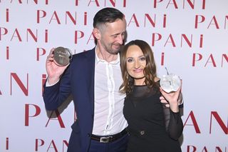 Dziennikarka TVP rozpływa się w ramionach ukochanego po zdobyciu nagrody. Tak kocha Justyna ...