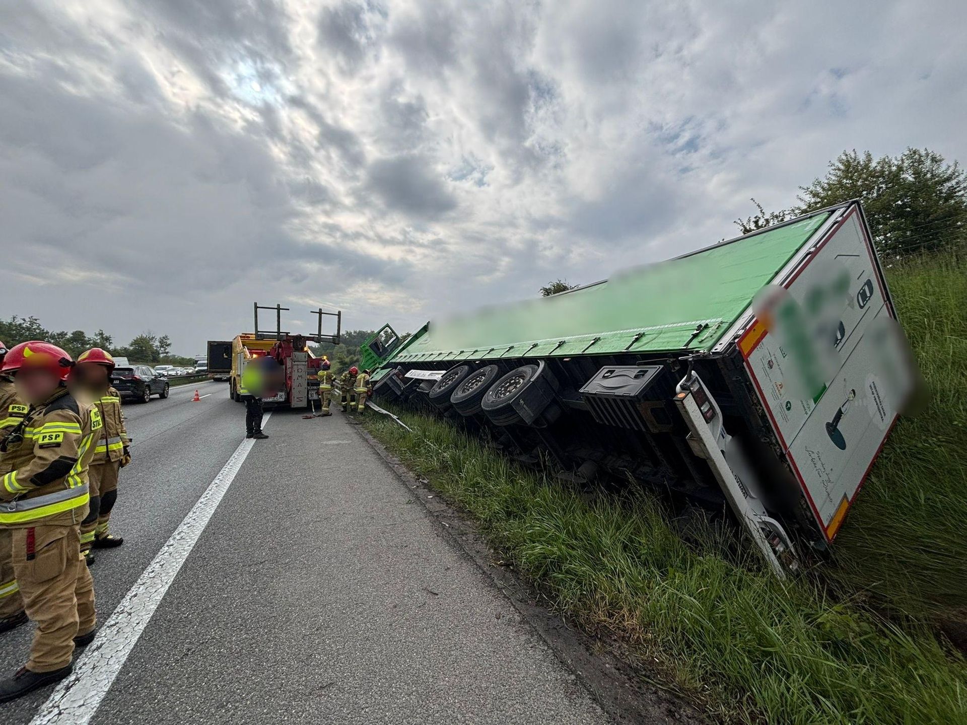Ciężarówka wypadła z drogi i wylądowała w rowie. Duże utrudnienia na autostradzie A4 - Kraków ...