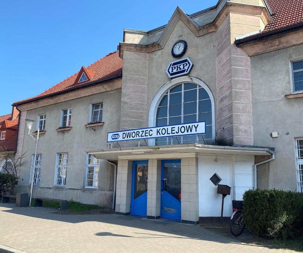 PKP w Lubuskiem. Dworzec niszczeje w oczach a połączeń jest coraz więcej. Ile dokładnie ...