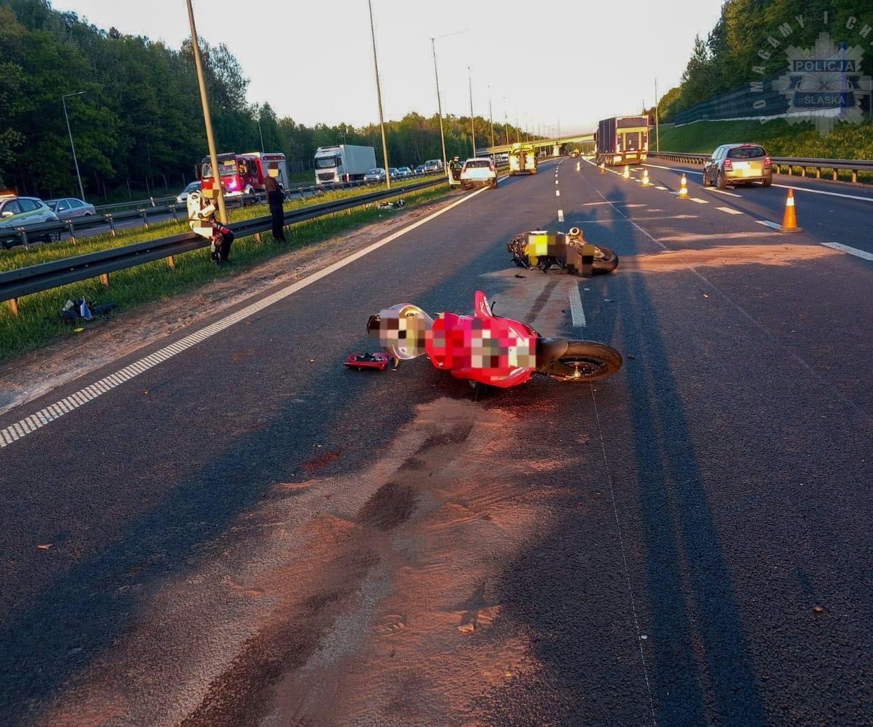 Karambol i wypadek na autostradzie A4. Motocyklistka przetransportowana śmigłowcem LPR do ...
