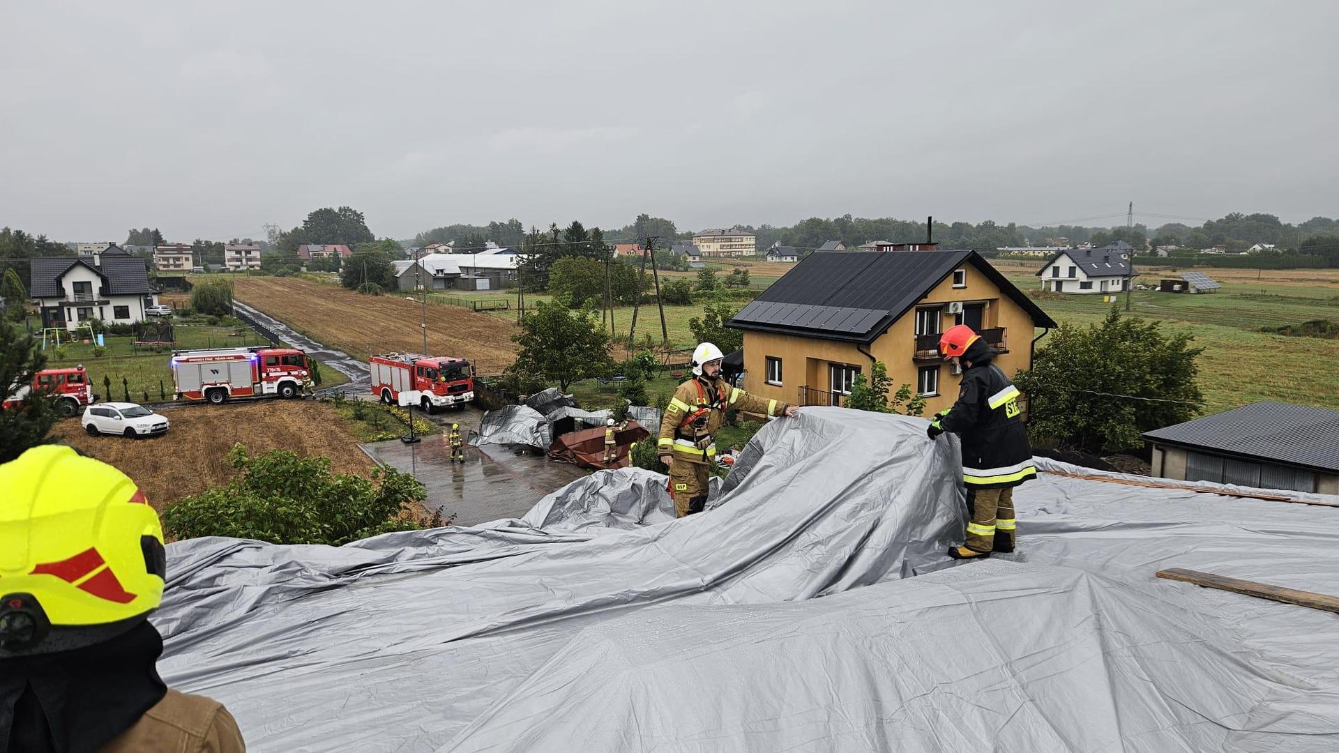 Zerwane dachy, powalone drzewa – nawałnice w powiecie tarnowskim - Tarnów Radio ESKA