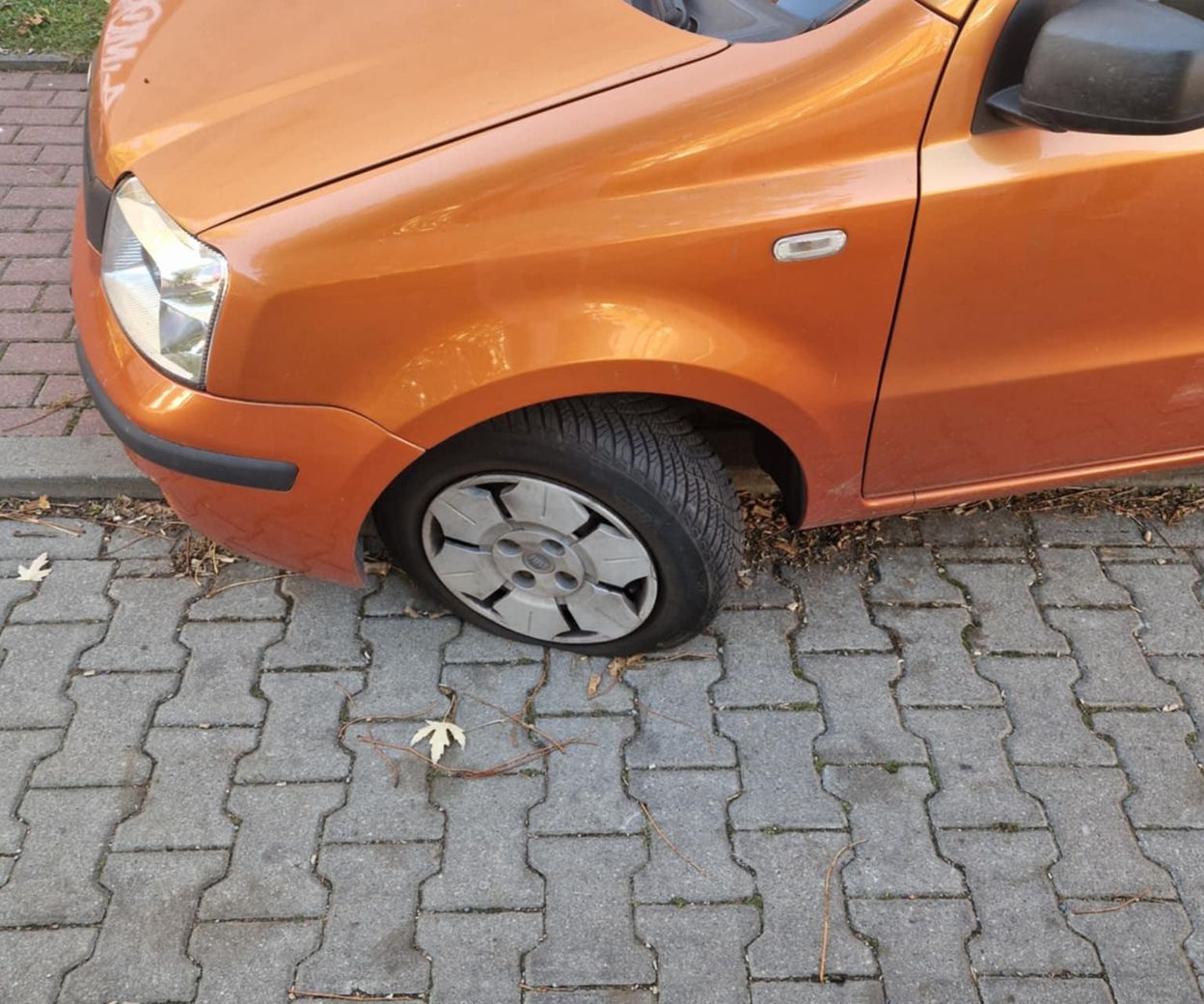 Ktoś przebija opony w autach na Ochocie. "To straty na kilkanaście ...