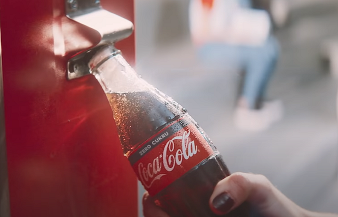 Mocny przekaz w nowej kampanii Coca-Cola. Teraz smak idzie w parze z ...