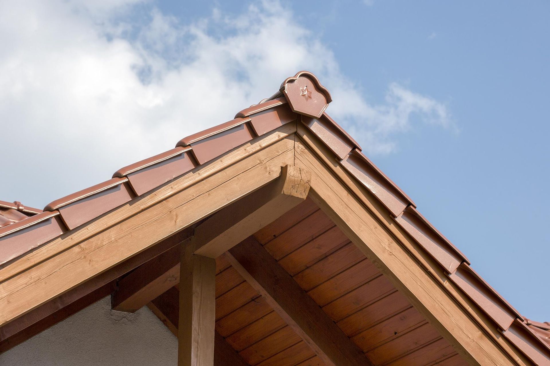 Podbitka dachowa drewniana lepsza niż blaszana? Co na podbicie dachu ...