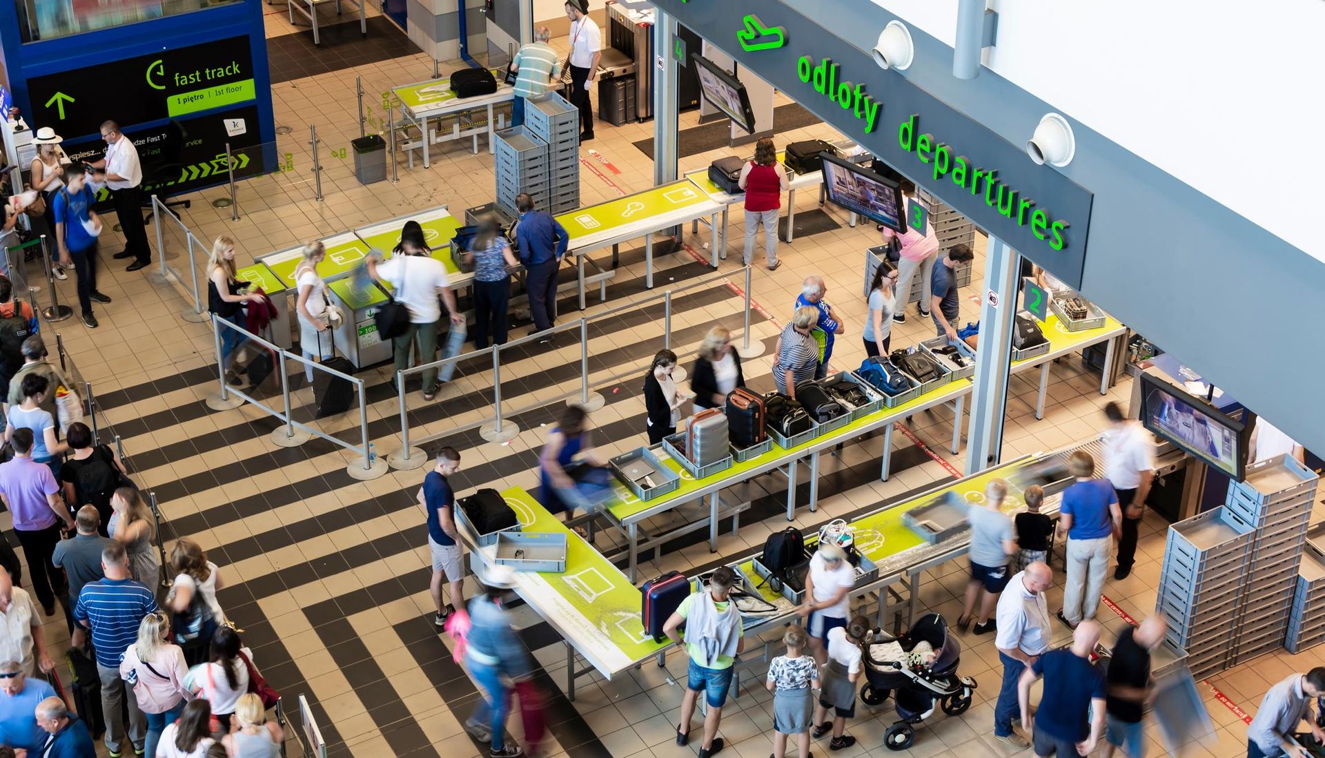 Dramatyczne braki kadrowe na polskich lotniskach. Rząd musi ...