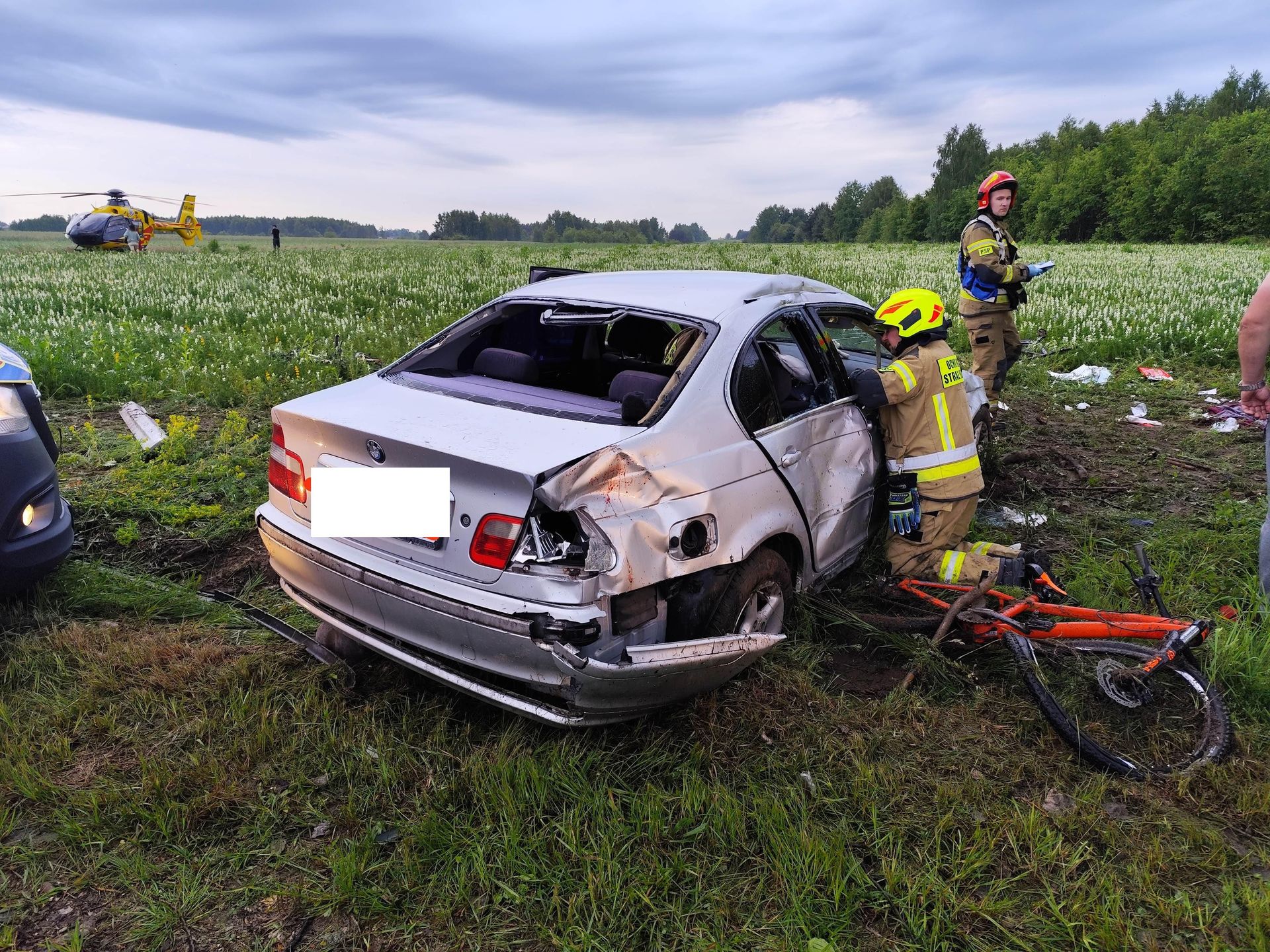 Wypadek w powiecie koneckim. Kierowca potrącił rowerzystów, usłyszał zarzuty! - Kielce Radio ESKA