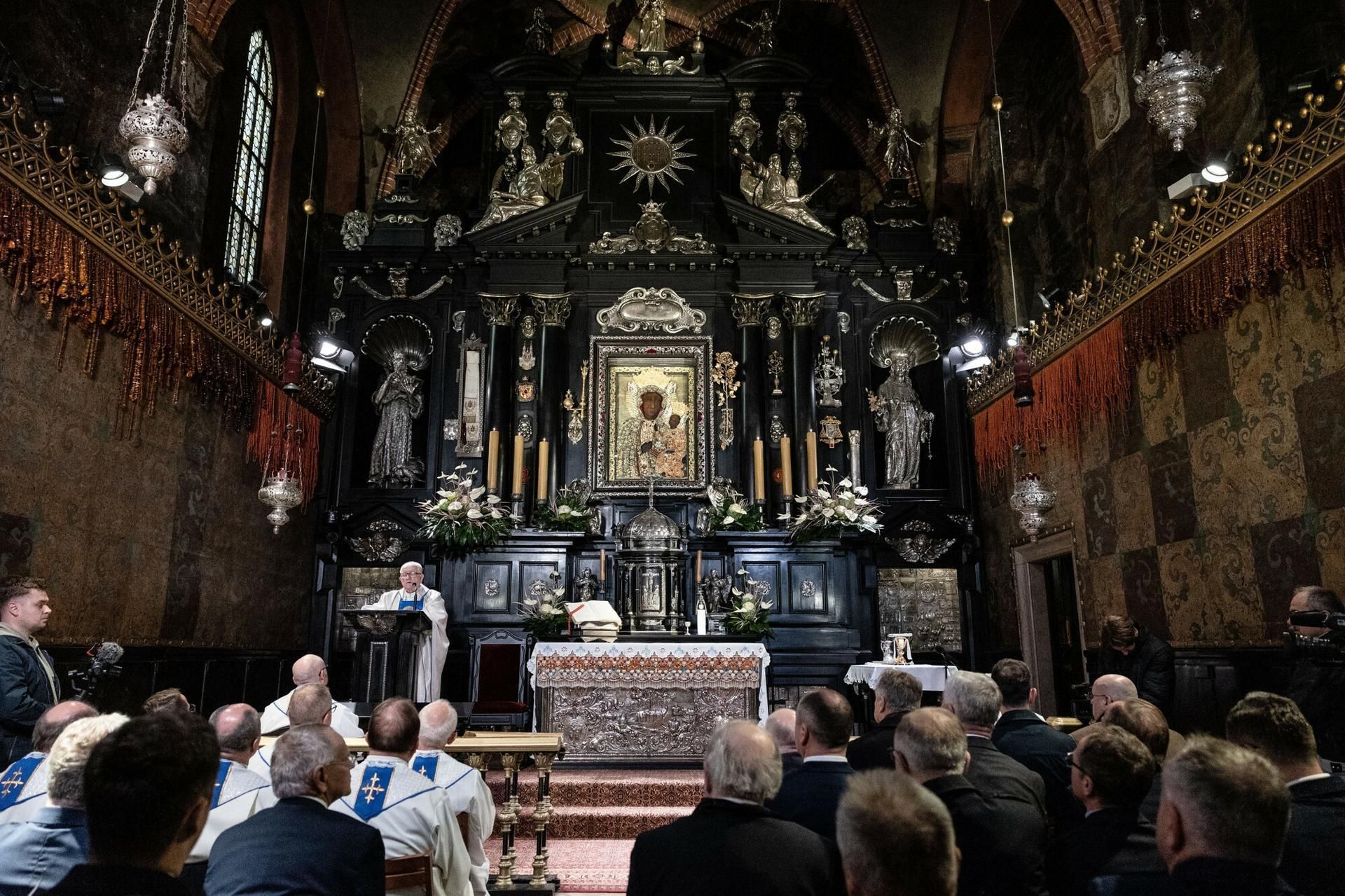Śląskie: Nowa szata Matki Bożej Jasnogórskiej ma naszytych 200 ...