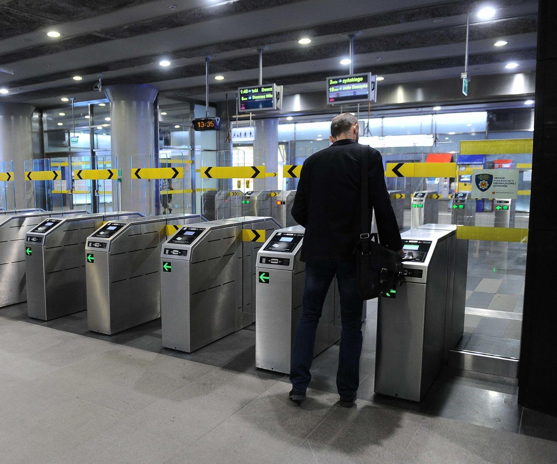 To najpopularniejsza stacja metra w Warszawie. Codziennie korzystają z ...