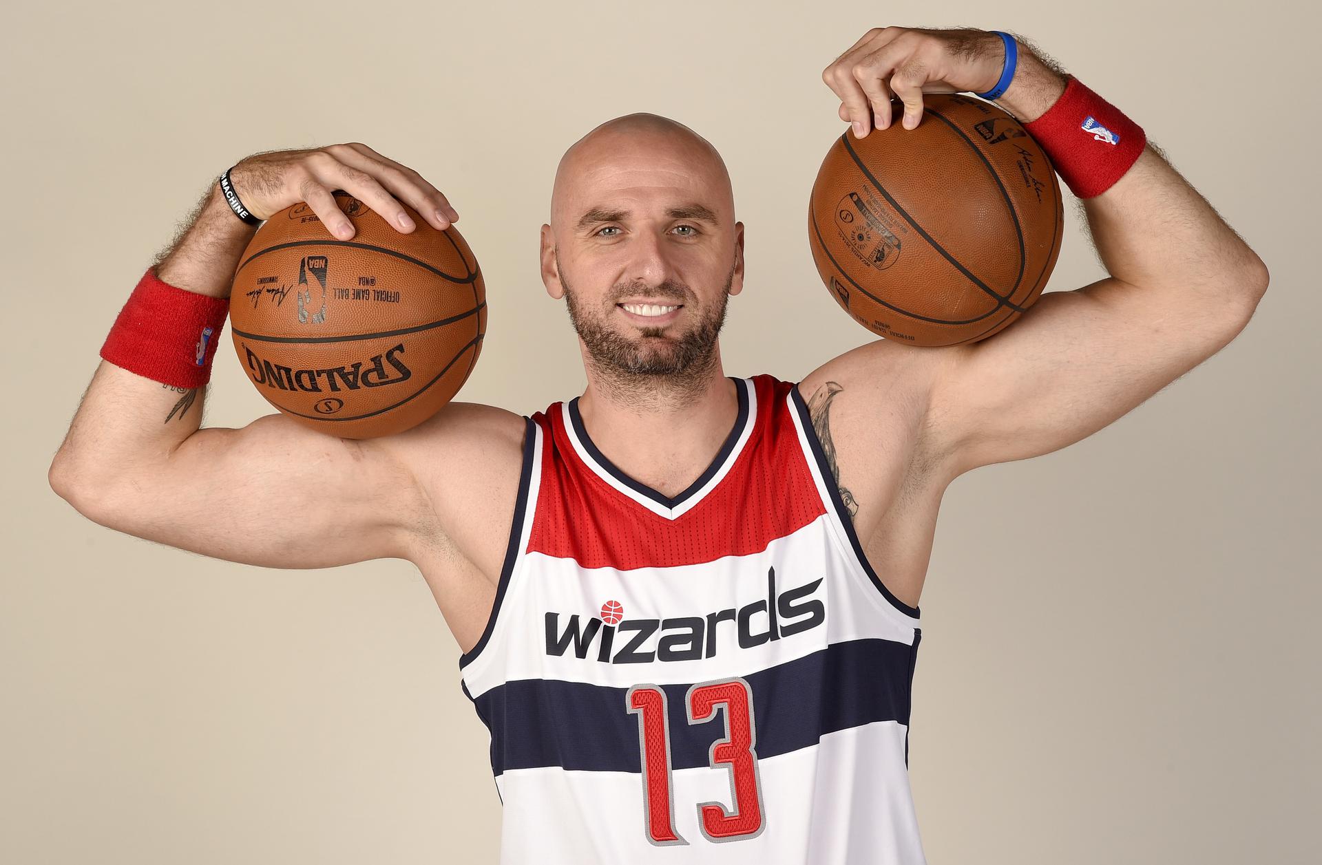 Marcin Gortat pomógł niedowidzącej dziewczynce. Znów pokazał klasę ...
