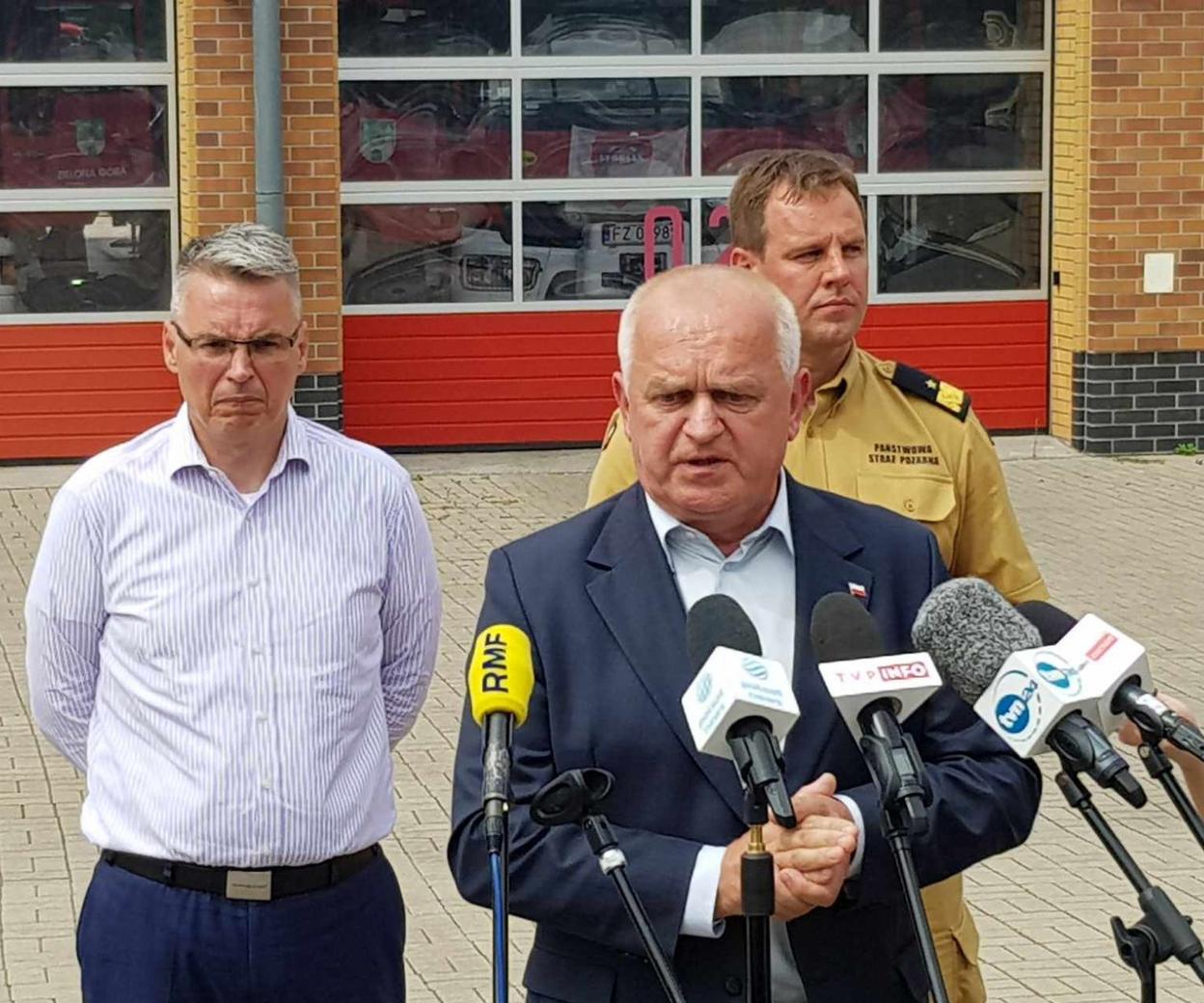 Zielona Góra. Pożar hali w Przylepie dogaszony. Na miejscu nadal są ... Zielona Góra. Pożar hali w Przylepie dogaszony. Na miejscu nadal są ...
